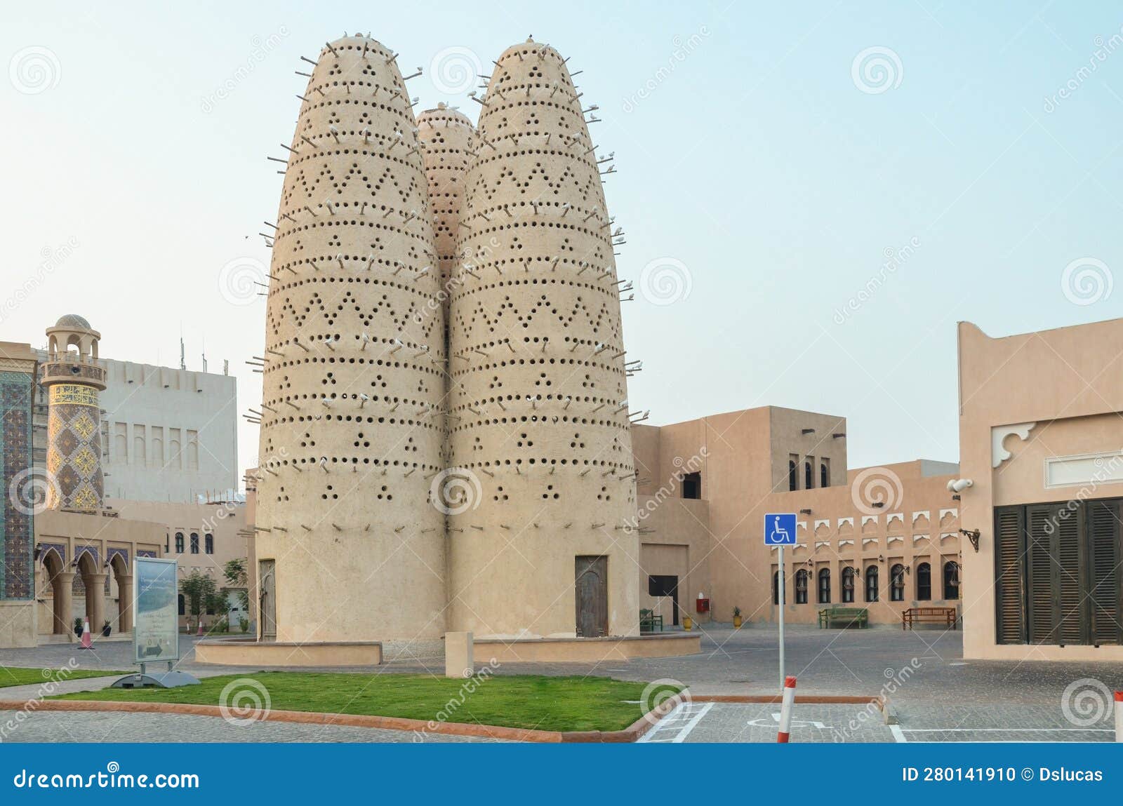 Torres de paloma imagen editorial. Imagen de fango, persa - 280141910