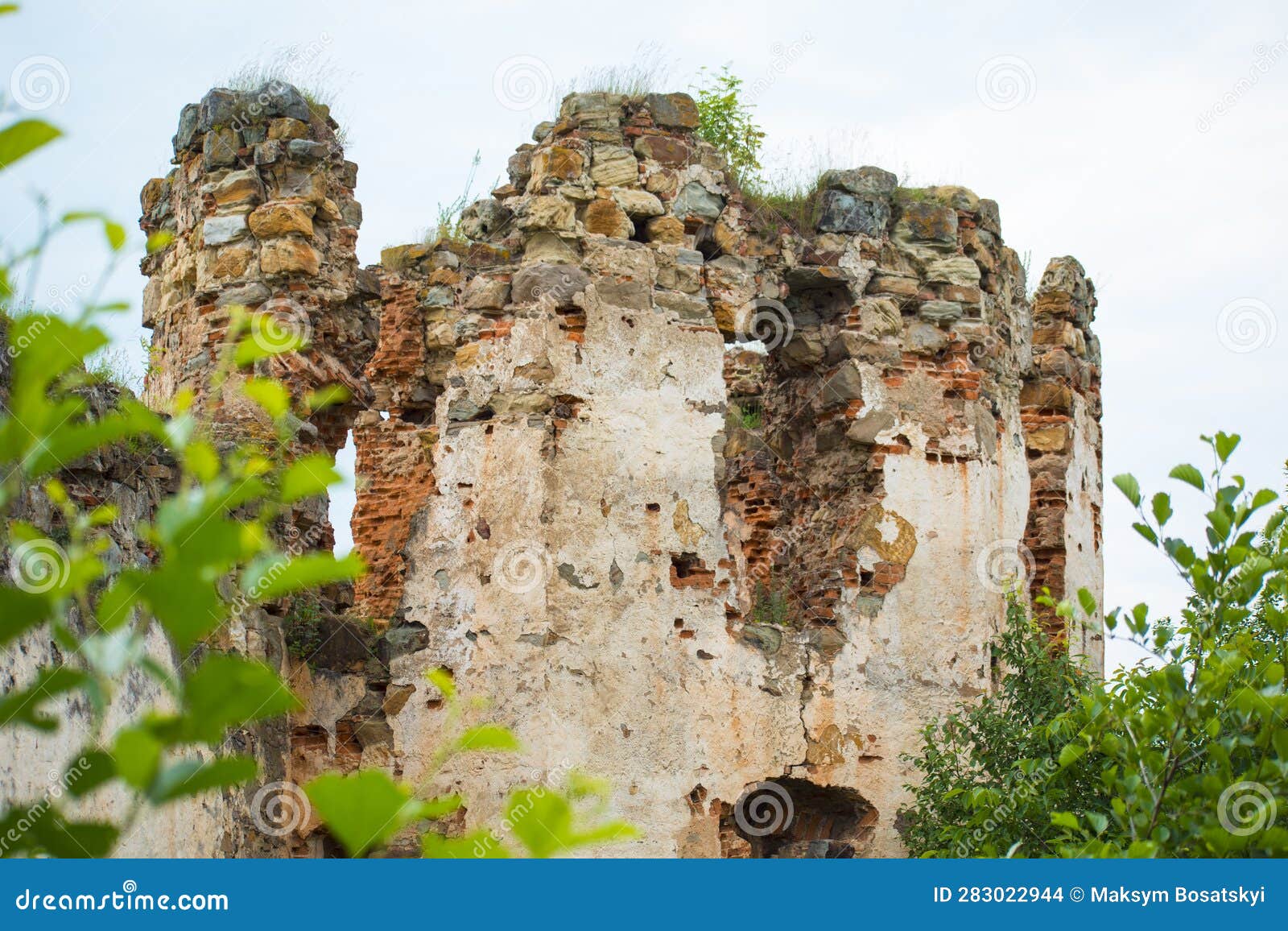 Torres Del Antiguo Castillo. Ruinas De Castillo Foto de archivo ...