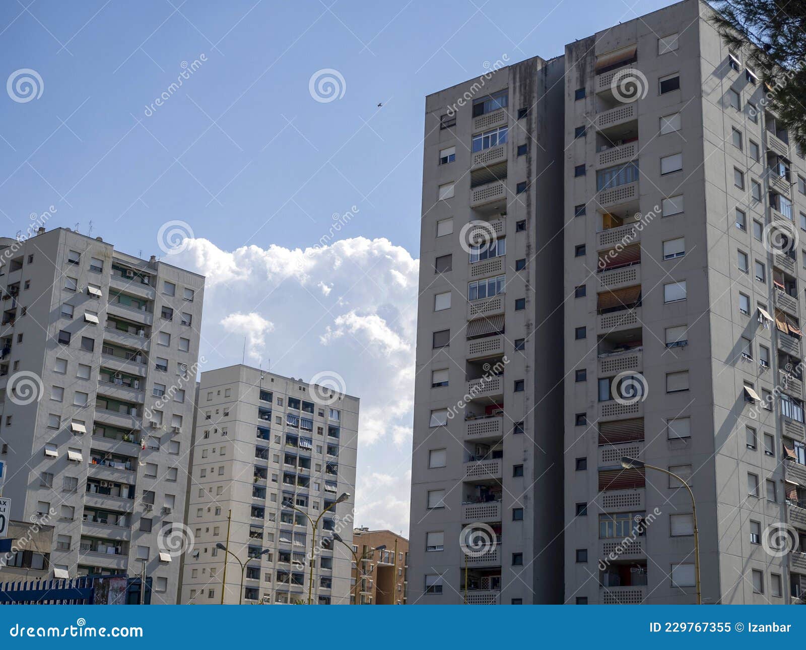 Torres Del Distrito De Tor Bella Monaca Roma Imagen de archivo - Imagen ...