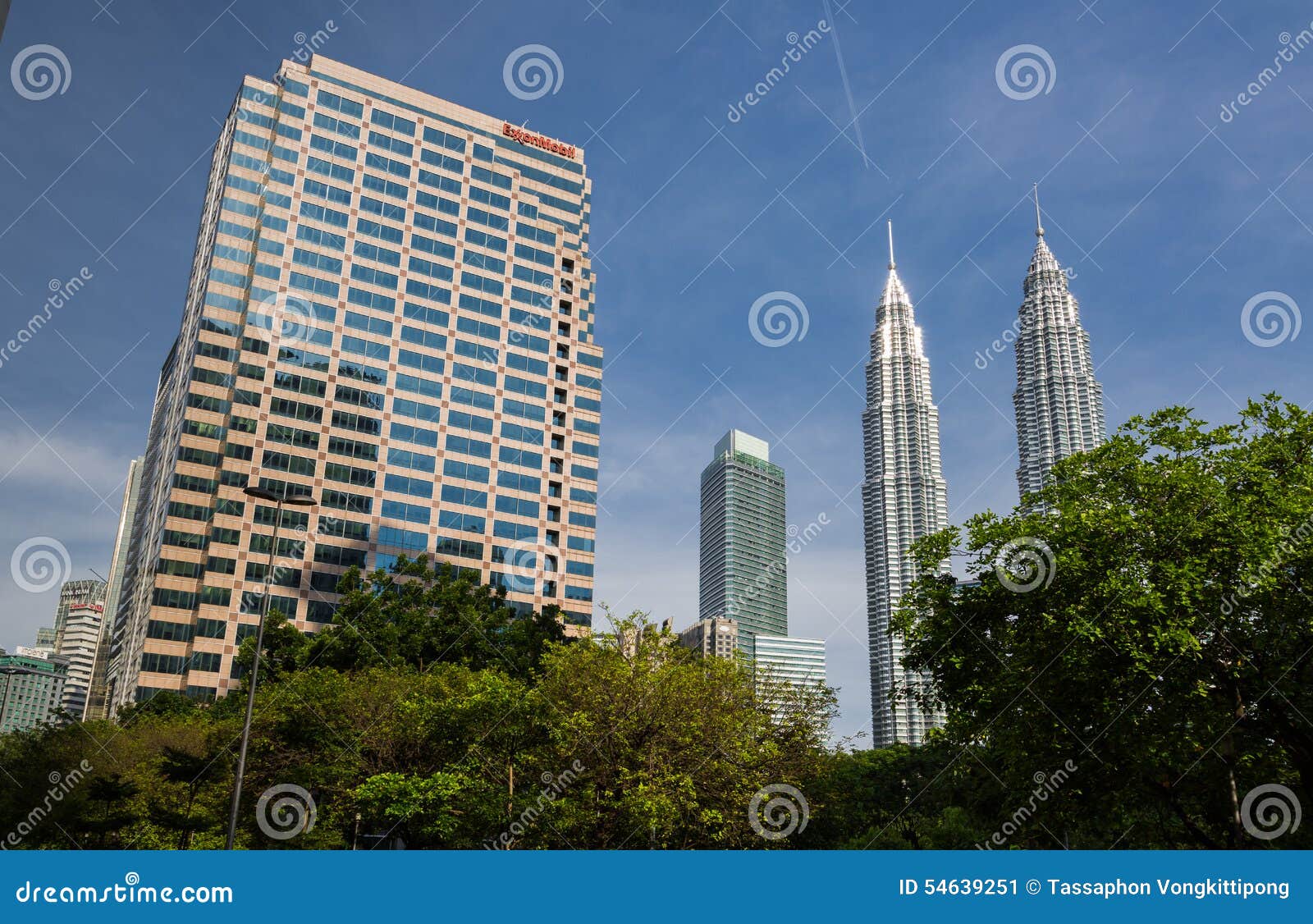 Torres Gemelas De Petronas Y Torre De Exxonmobil Foto editorial ...
