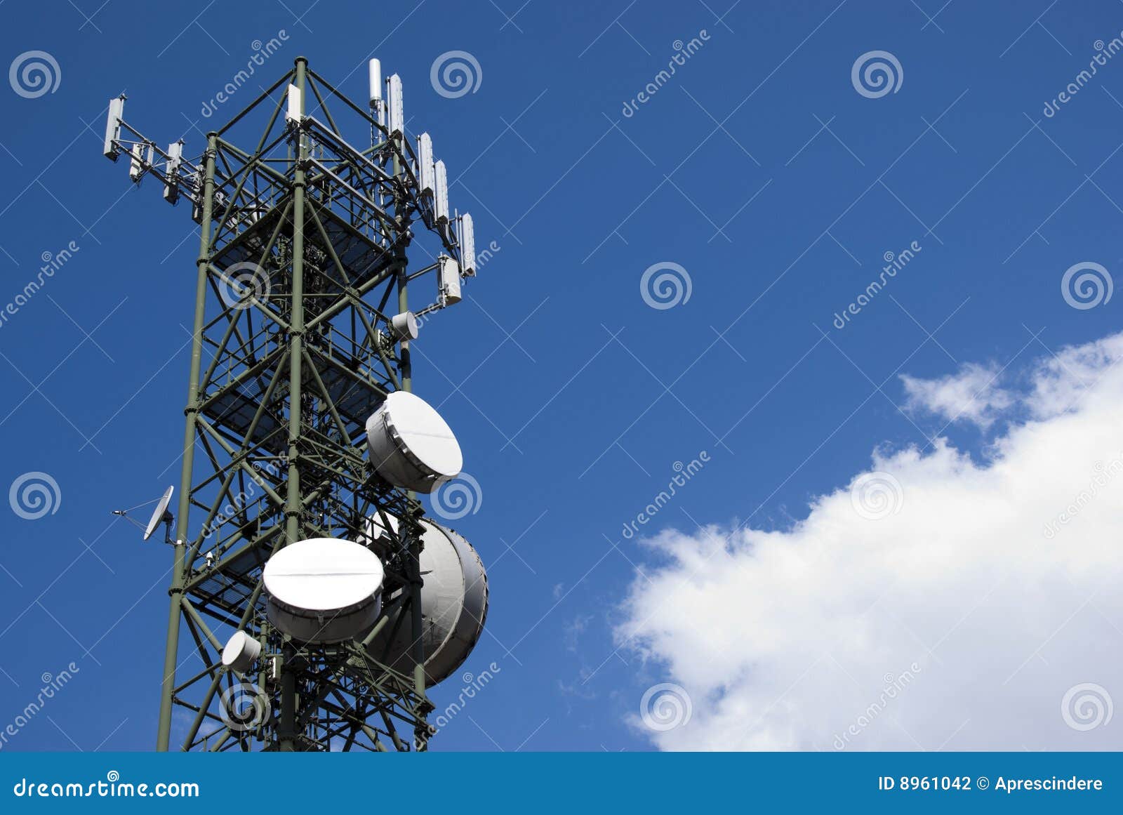 Torretta Di Telecomunicazioni Fotografia Stock - Immagine di piatti ...