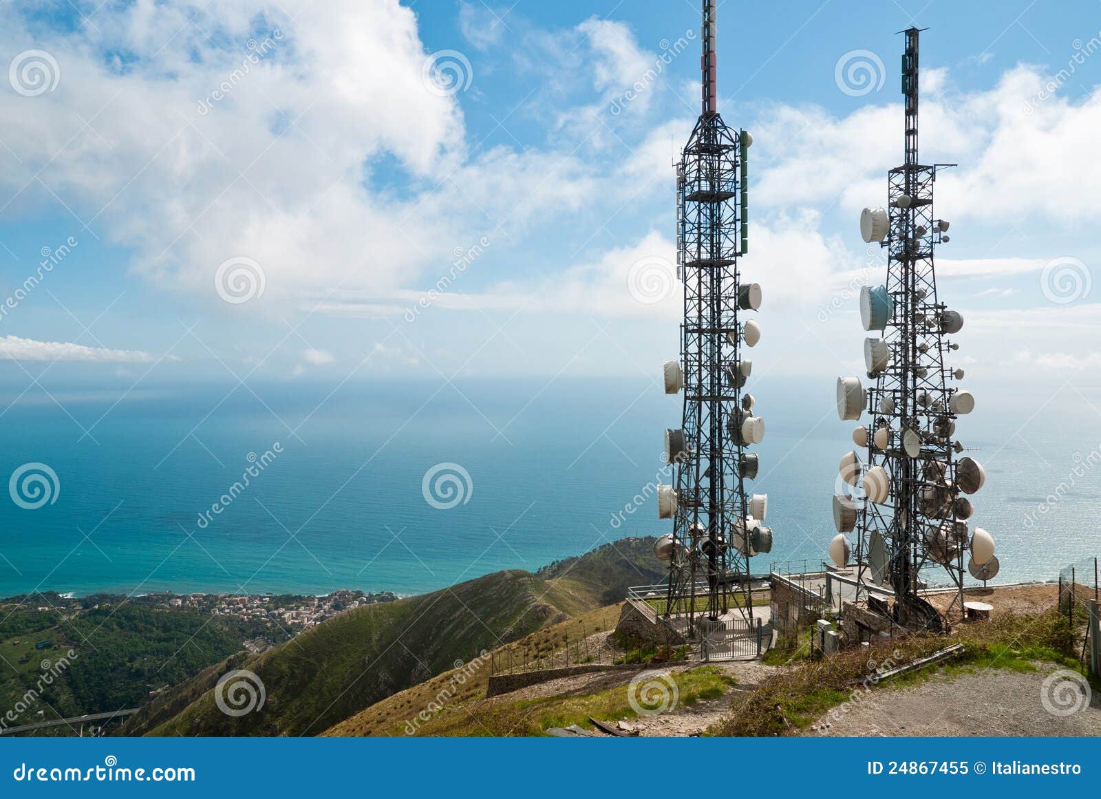 Torrette Di Telecomunicazioni Immagine Stock - Immagine di industriale ...