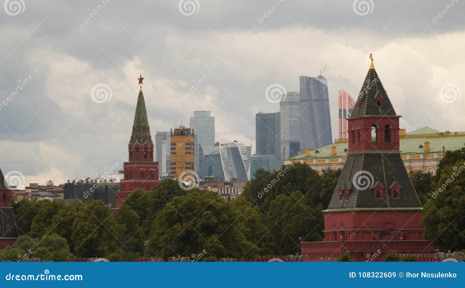 Torri Di Cremlino, Di Mosca E Costruzioni Moderne Immagine Stock ...