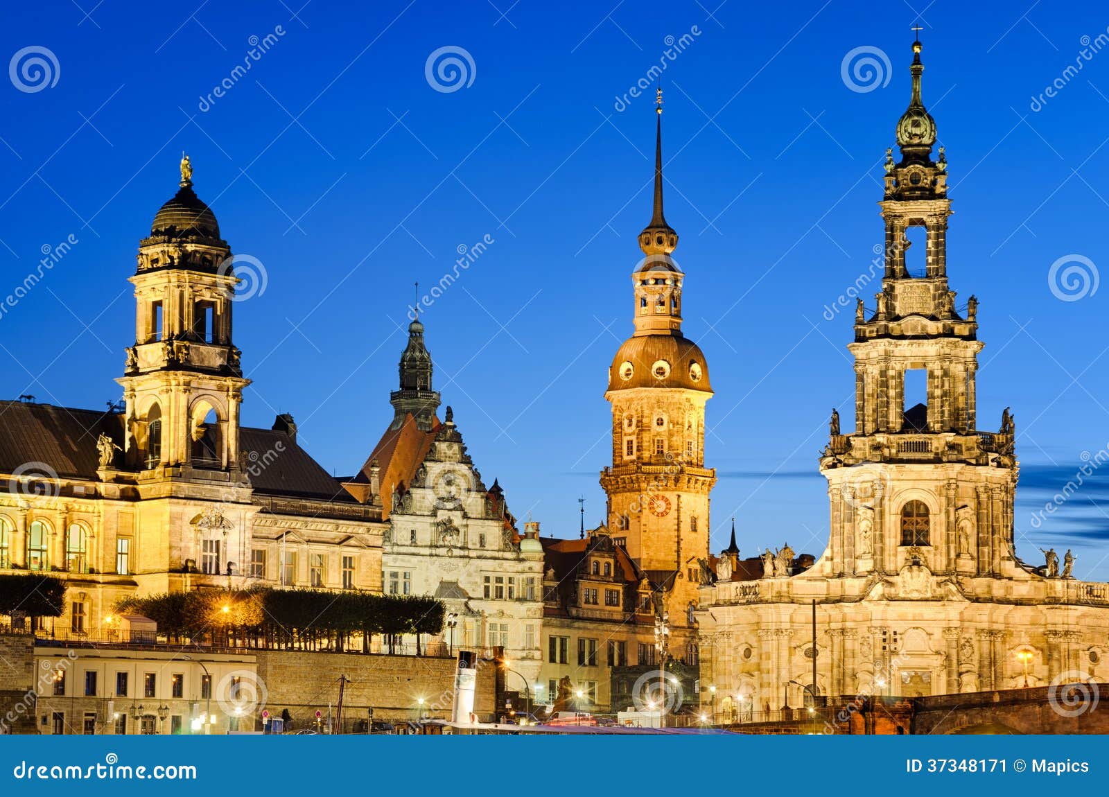 Torri di Dresda, Germania immagine stock. Immagine di cattedrale - 37348171