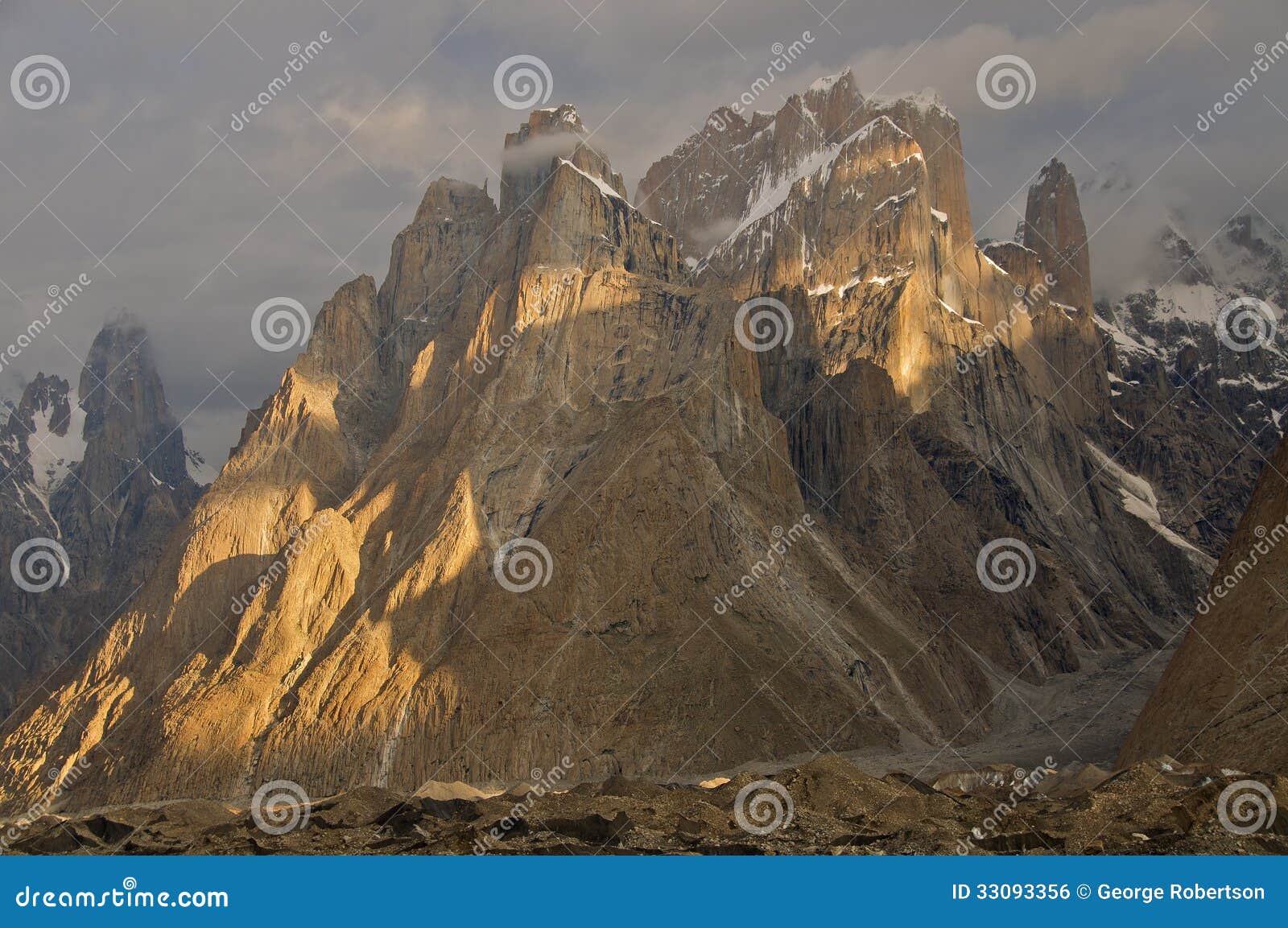 Torri di Trango in nuvole fotografia stock. Immagine di zone - 33093356