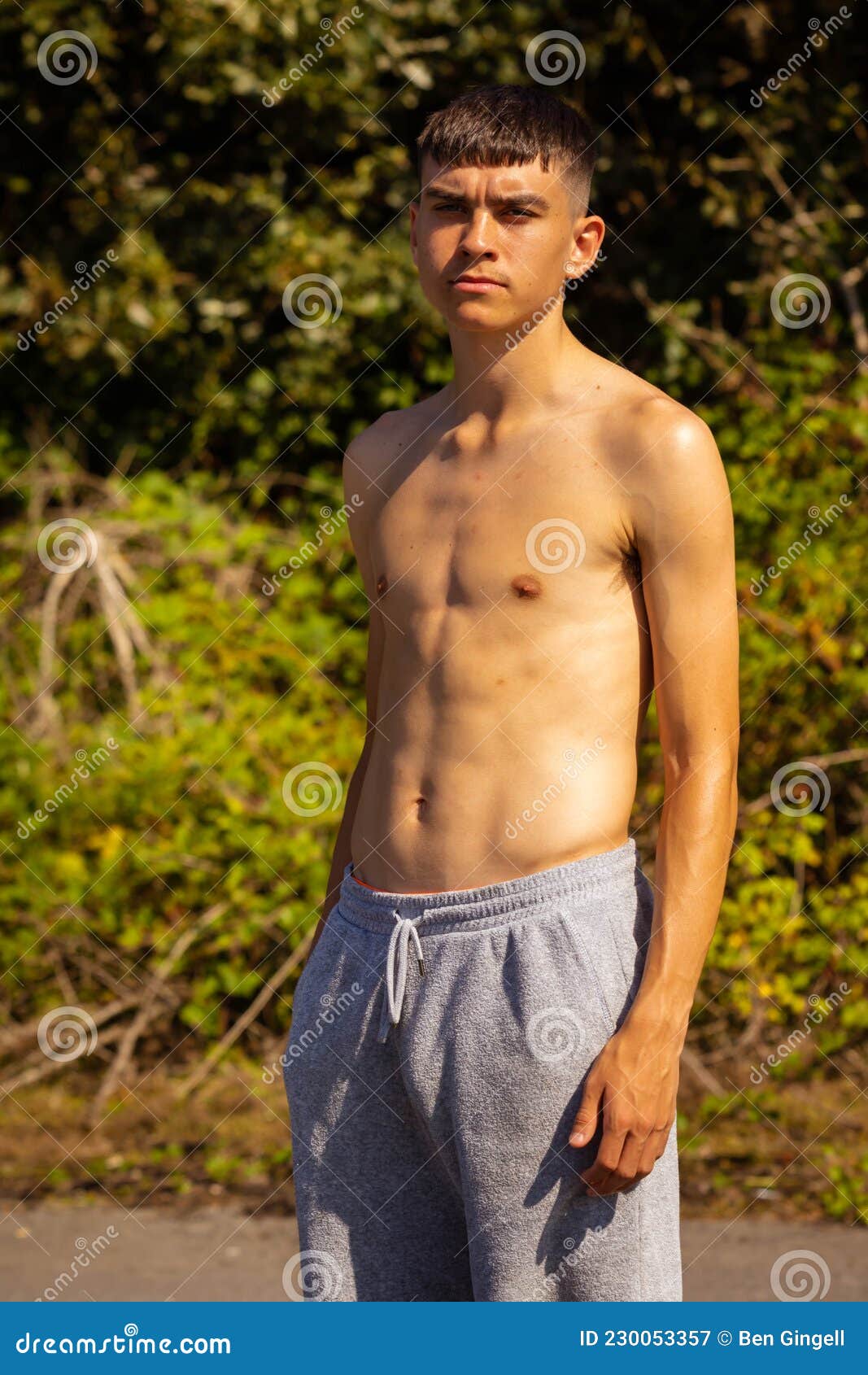 Torse Nu Pendant La Journée D'été Image stock - Image du adolescence ... Torse Nu Pendant La Journée D'été Image stock - Image du adolescence ...