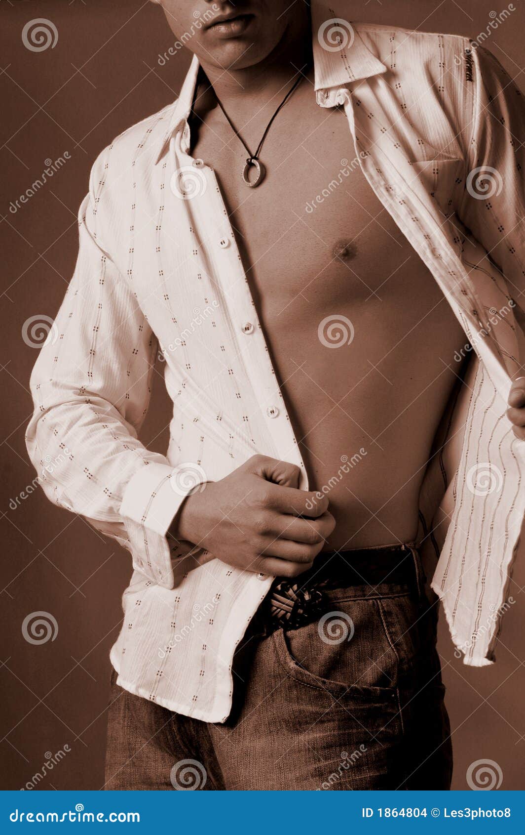 Torso Con La Camisa Y El Collar Foto de archivo - Imagen de abierto ...