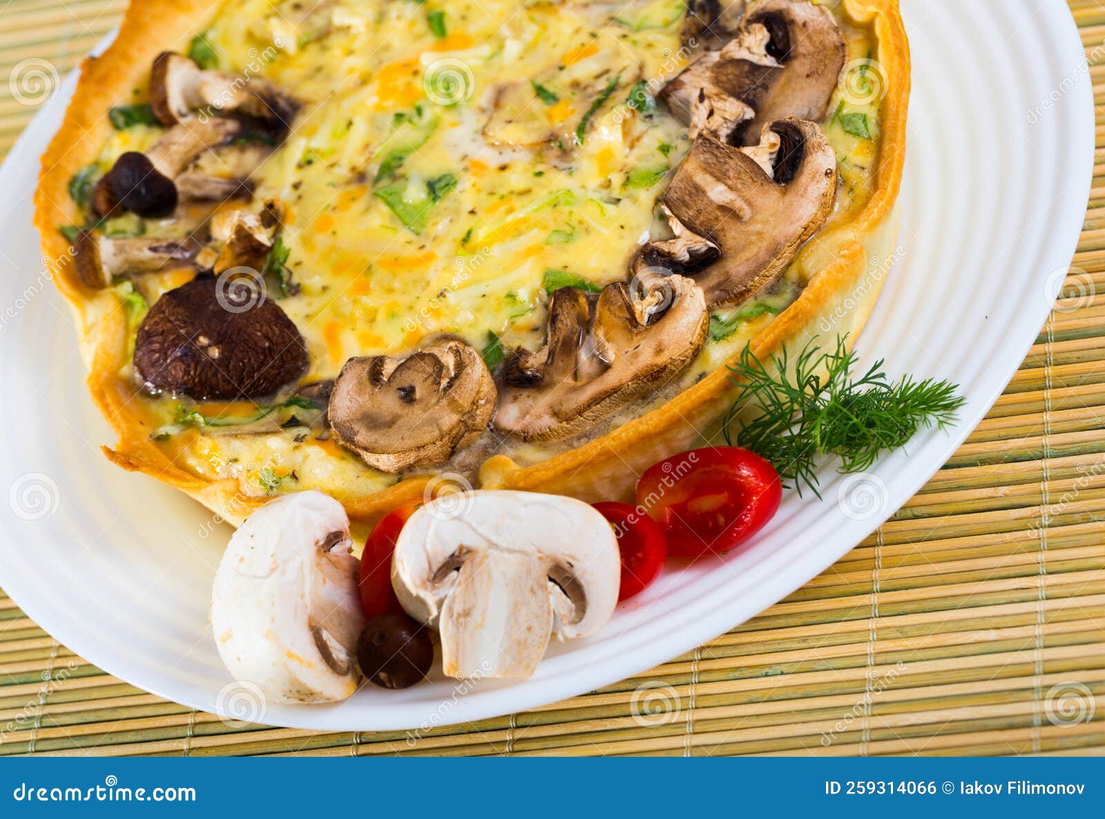 Torta Aberta Francesa Deliciosa Com Queijo E Cogumelos Foto de Stock ...