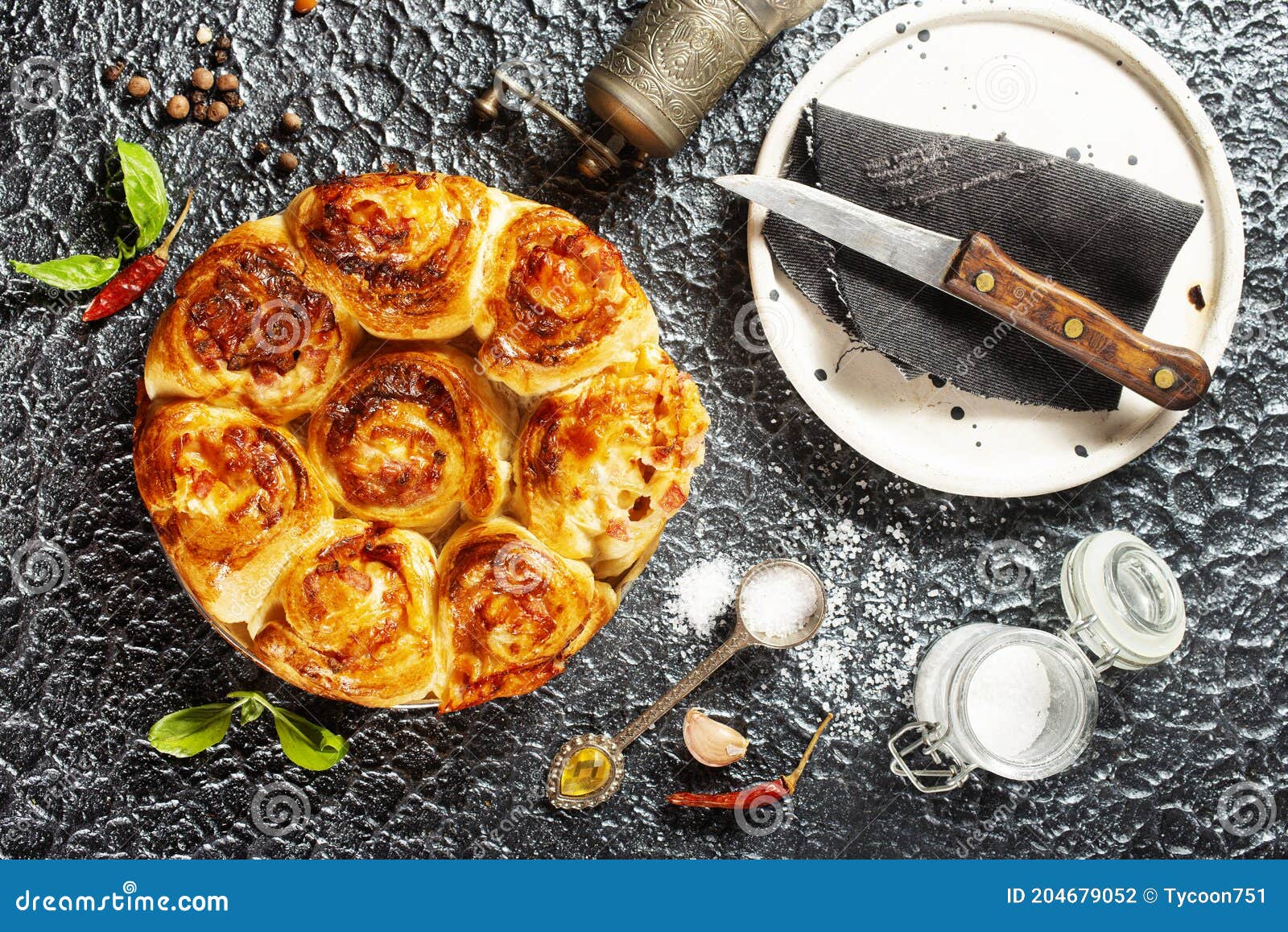 Torta assada com carne foto de stock. Imagem de inteiro - 204679052