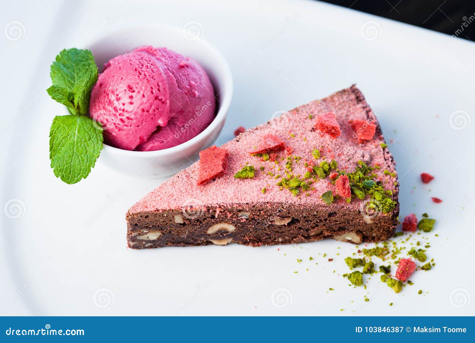 Torta caliente del brownie imagen de archivo. Imagen de pedazo - 103846387