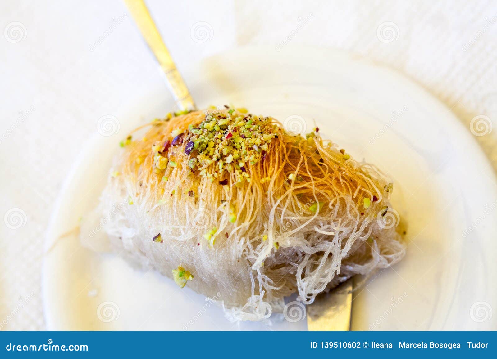 Torta De Kataif En Una Placa Foto de archivo - Imagen de baked ...