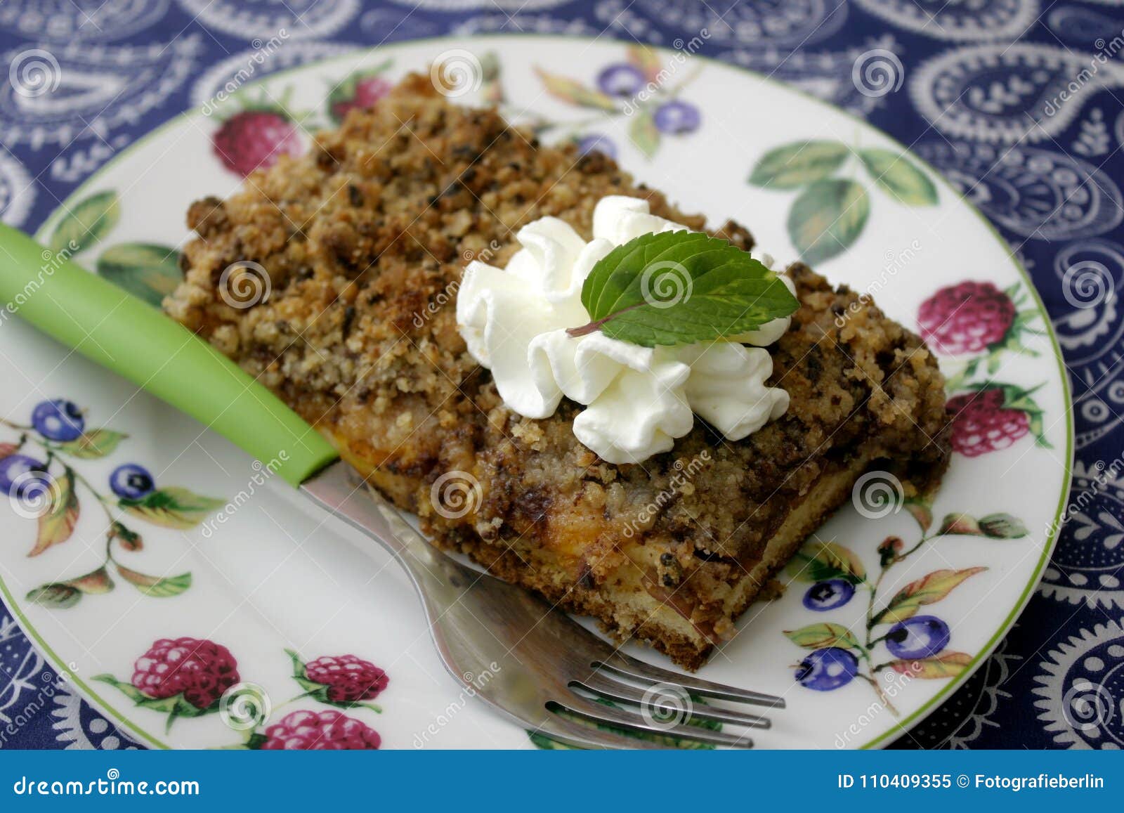 Torta De La Fruta Con Crema Imagen de archivo - Imagen de postre, dulce ...