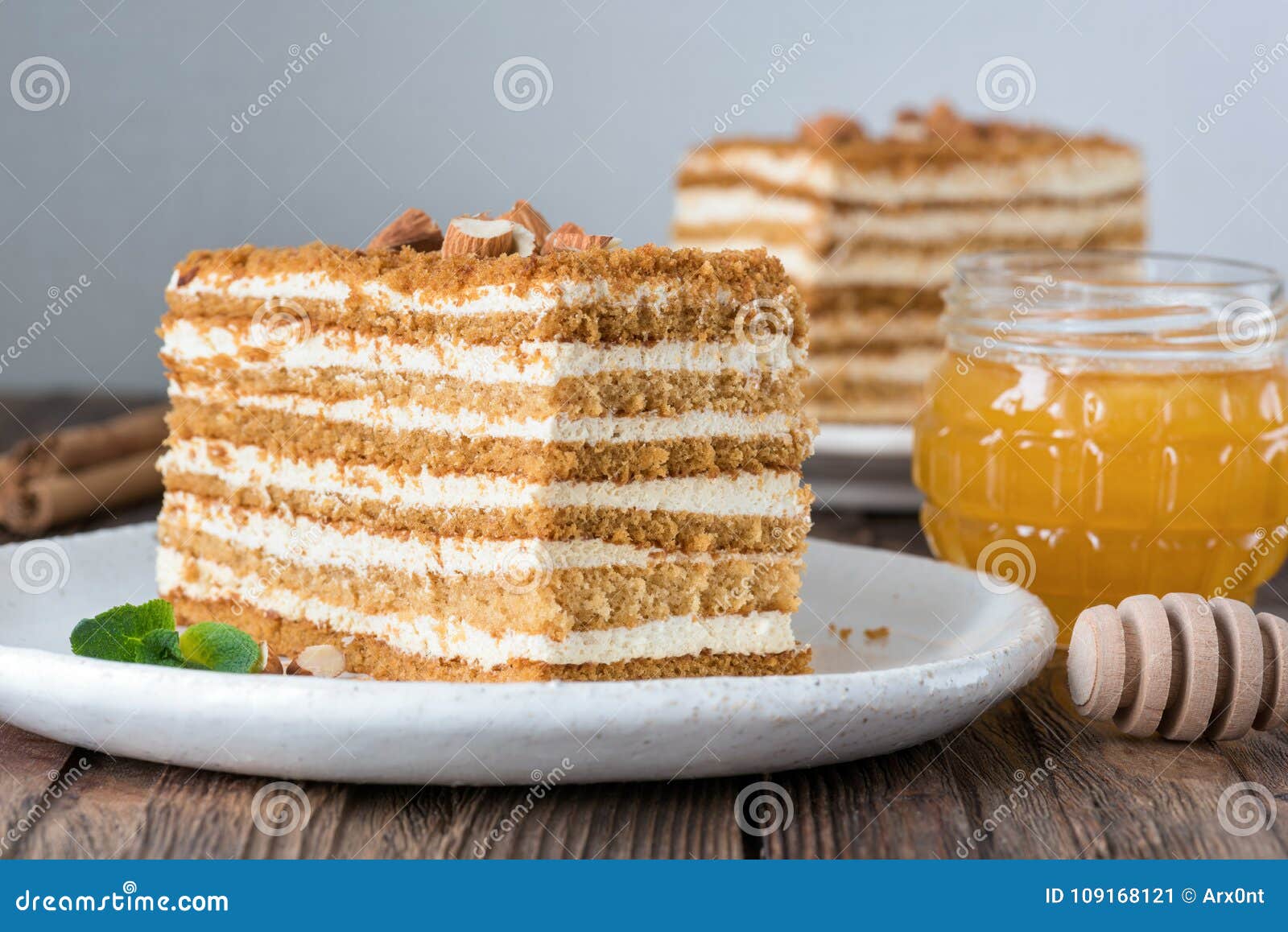 Torta De Miel Medovik Torta Rusa Imagen de archivo - Imagen de ...