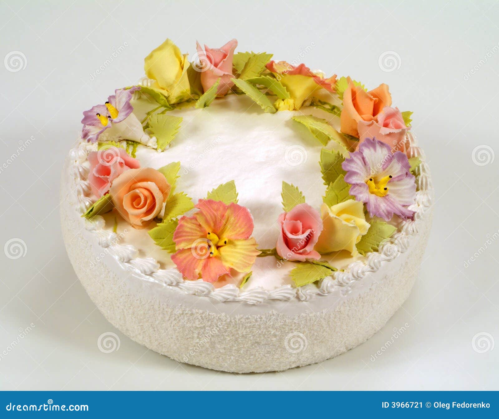 Torta decorata con i fiori immagine stock. Immagine di compleanno - 3966721