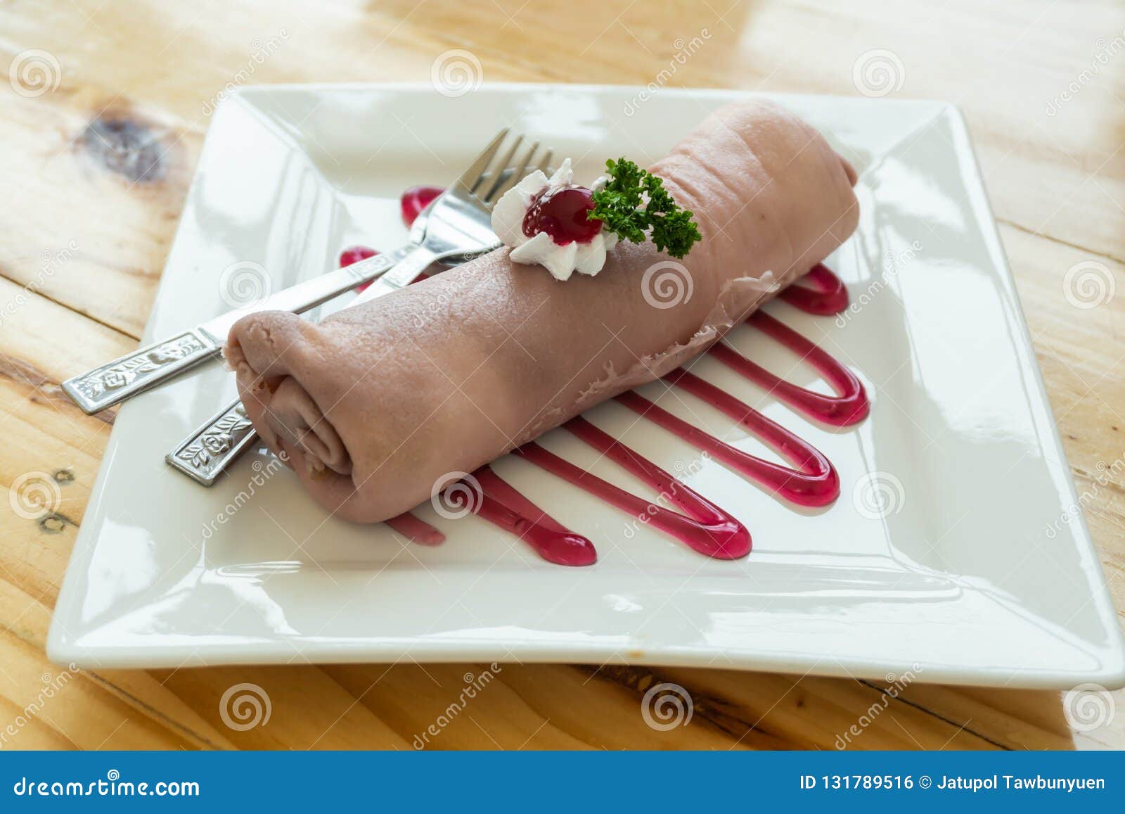 Torta Del Rollo Suizo Con Las Frambuesas Rojas Foto de archivo - Imagen ...