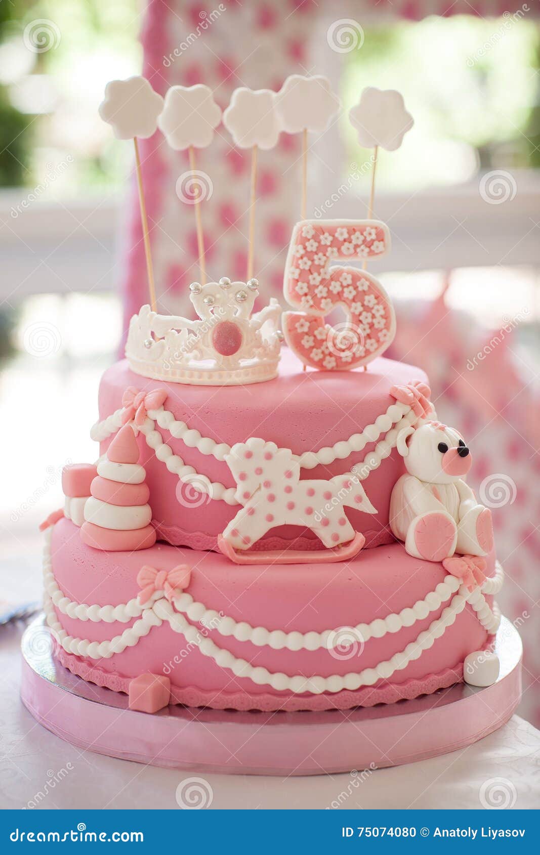 Torta di compleanno rosa fotografia stock. Immagine di candele - 75074080