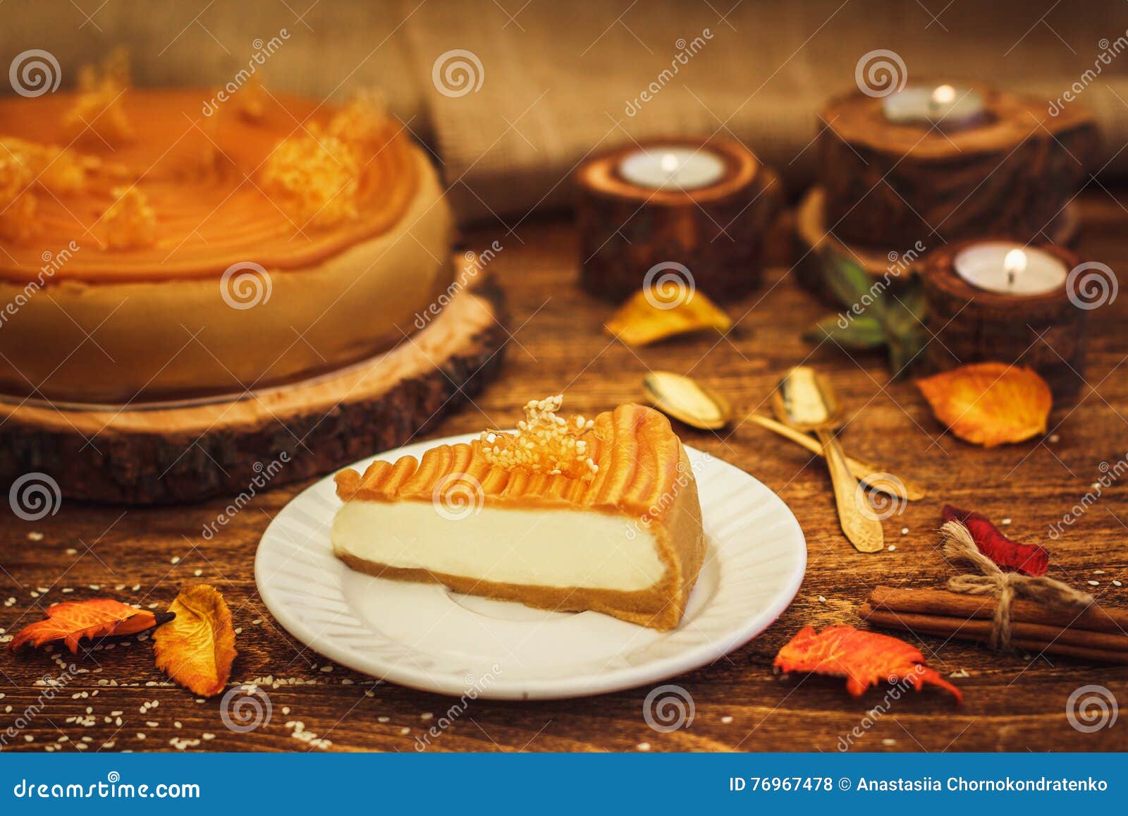 Torta Di Formaggio Con Caramello Nello Stile Rustico Fotografia Stock ...