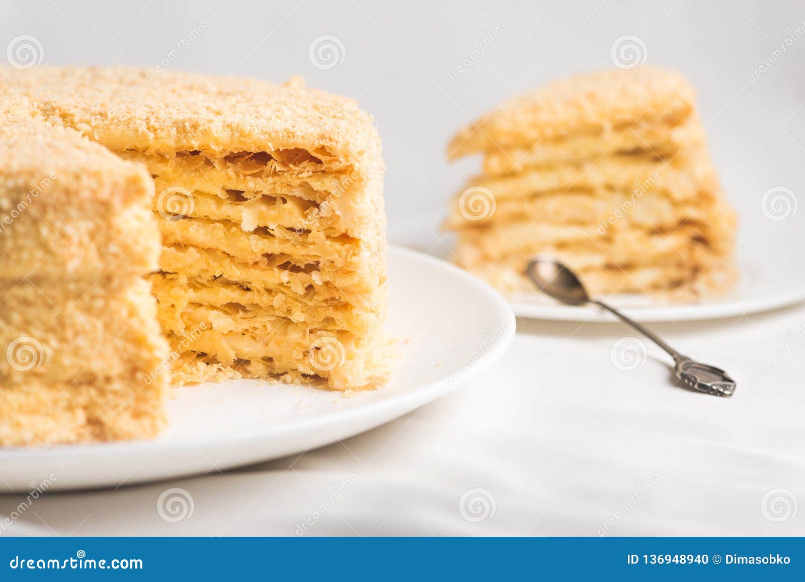 Torta dulce de Napoleon foto de archivo. Imagen de alimento - 136948940