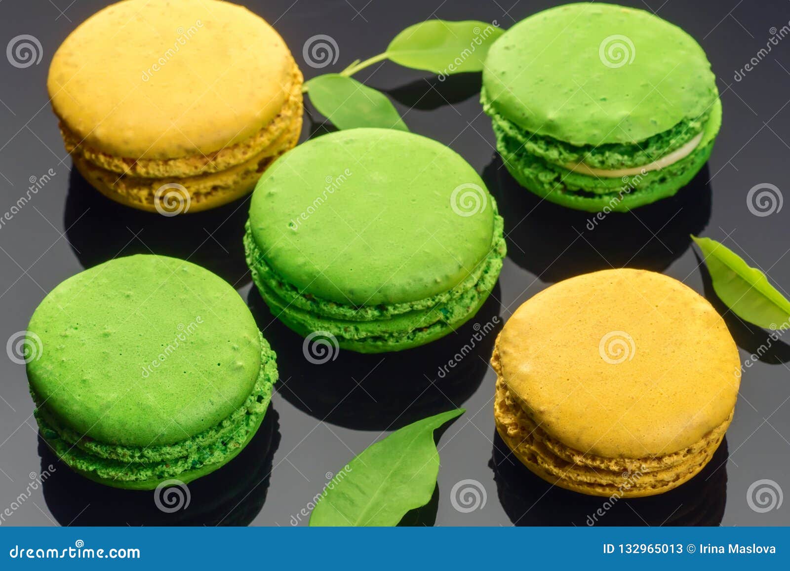 Torta Dulce Francesa Amarilla Verde Colorida Del Postre De Los ... Torta Dulce Francesa Amarilla Verde Colorida Del Postre De Los ...