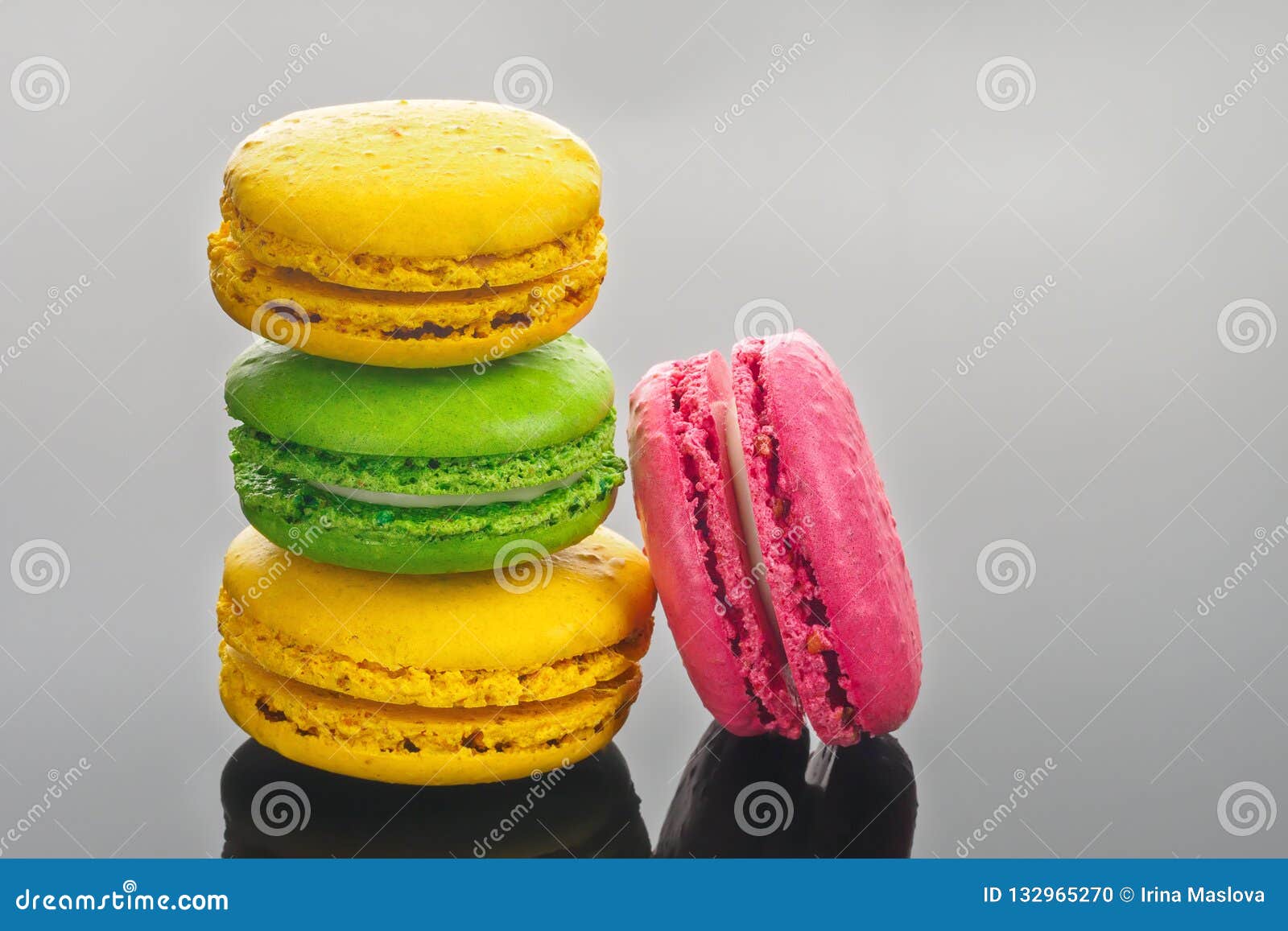 Torta Dulce Francesa Colorida Del Postre De Los Macarrones Foto de ... Torta Dulce Francesa Colorida Del Postre De Los Macarrones Foto de ...