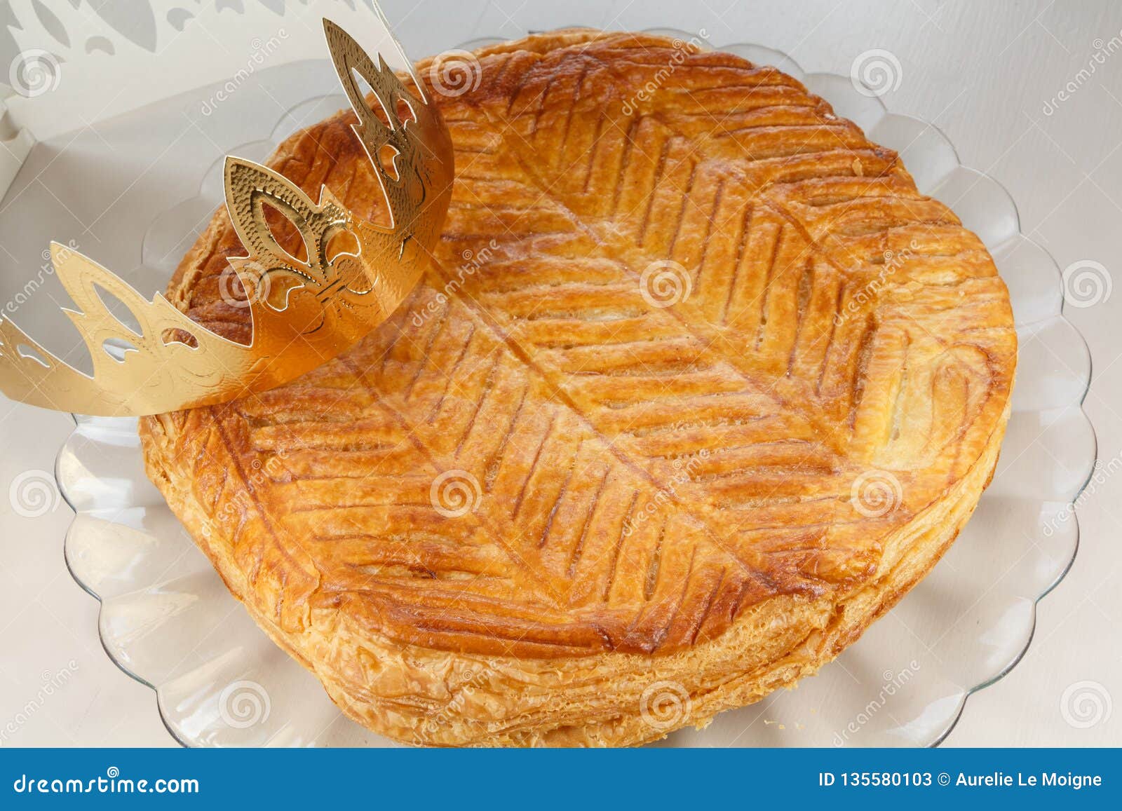Torta Francesa Del Rey Con La Corona Imagen de archivo - Imagen de ...