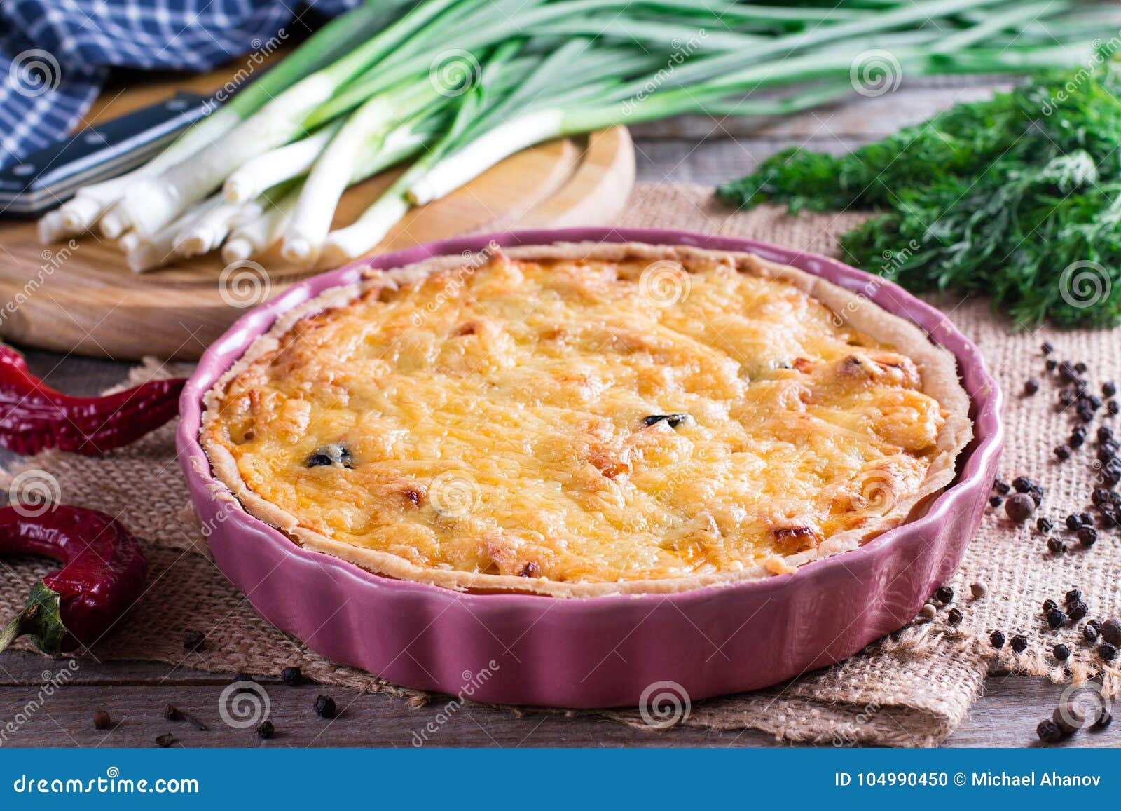 Torta Francesa Tradicional Com Bacon E Queijo - Quiche Lorena Foto de ...