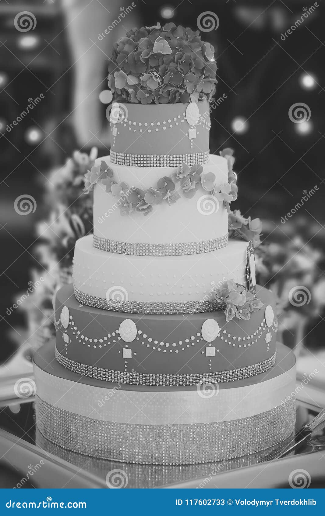 Torta Grande De La Mucho-grada Imagen de archivo - Imagen de flor ...