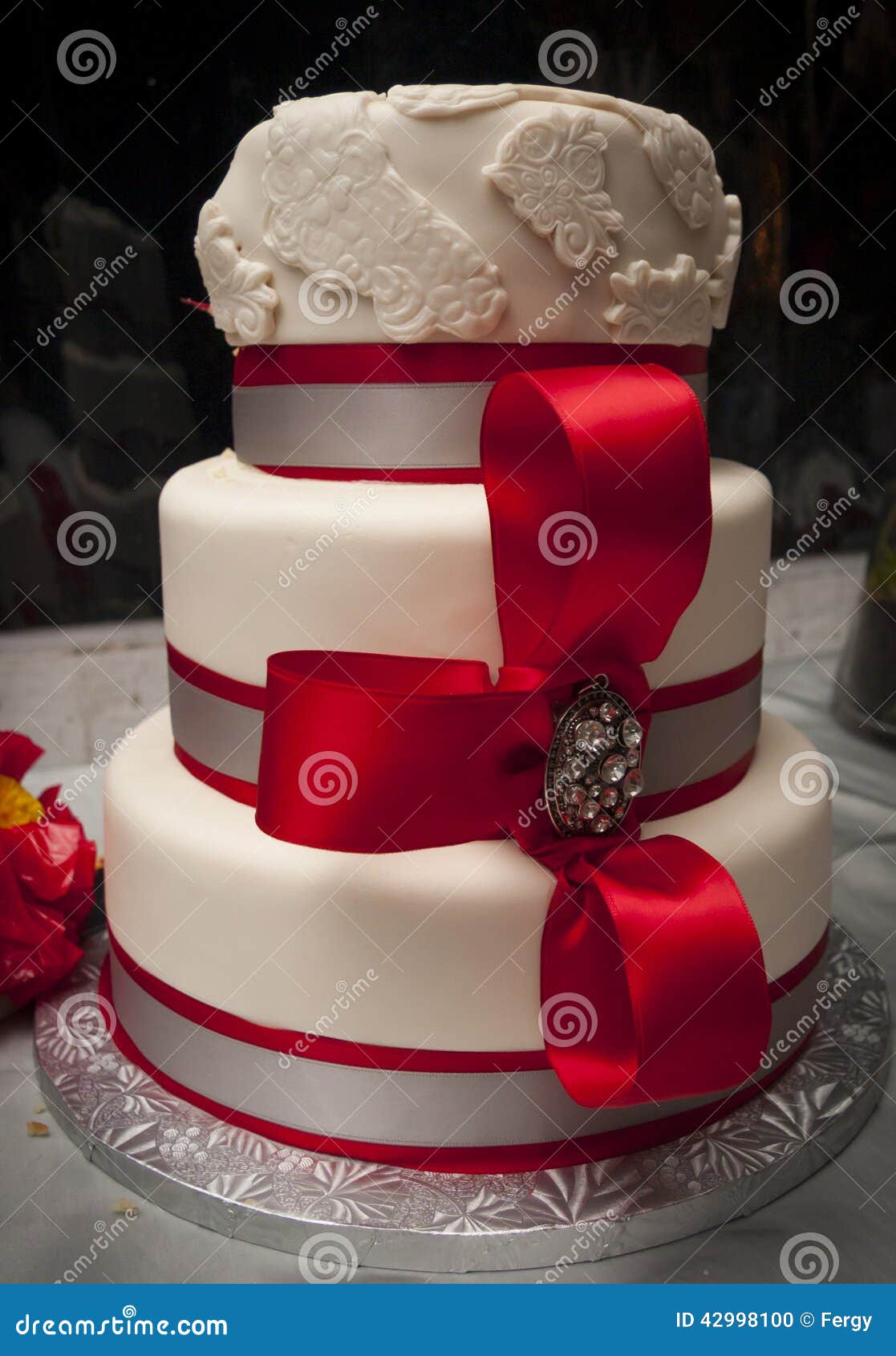Torta Nunziale Rossa E Bianca Fotografia Stock - Immagine di unione ...