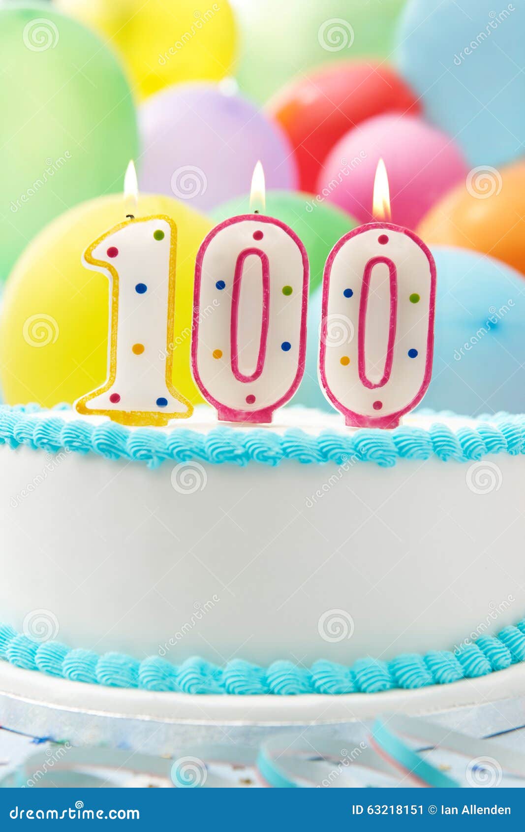 Torta Que Celebra El 100o Cumpleaños Imagen de archivo - Imagen de ...