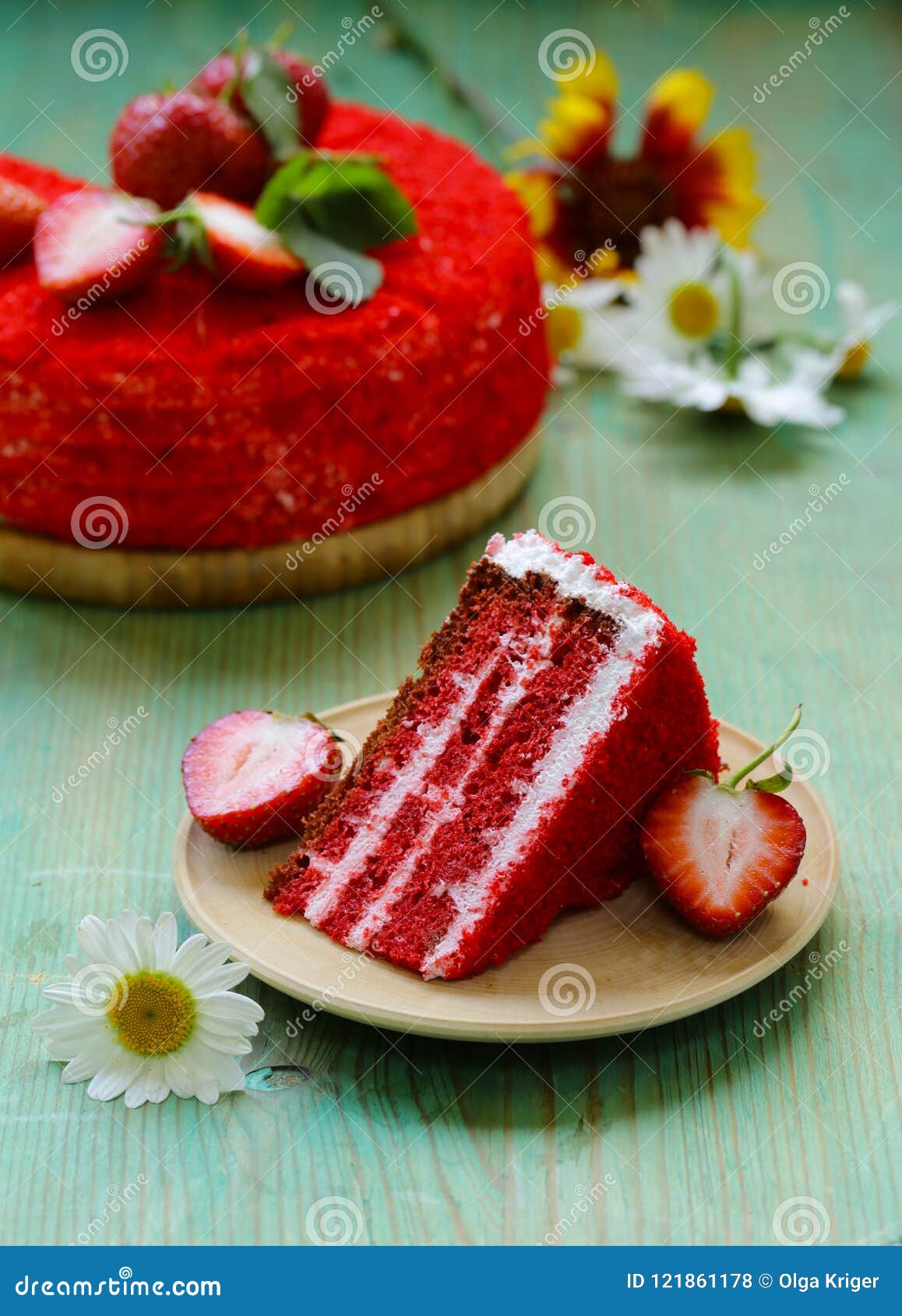 Torta roja del terciopelo foto de archivo. Imagen de casero - 121861178