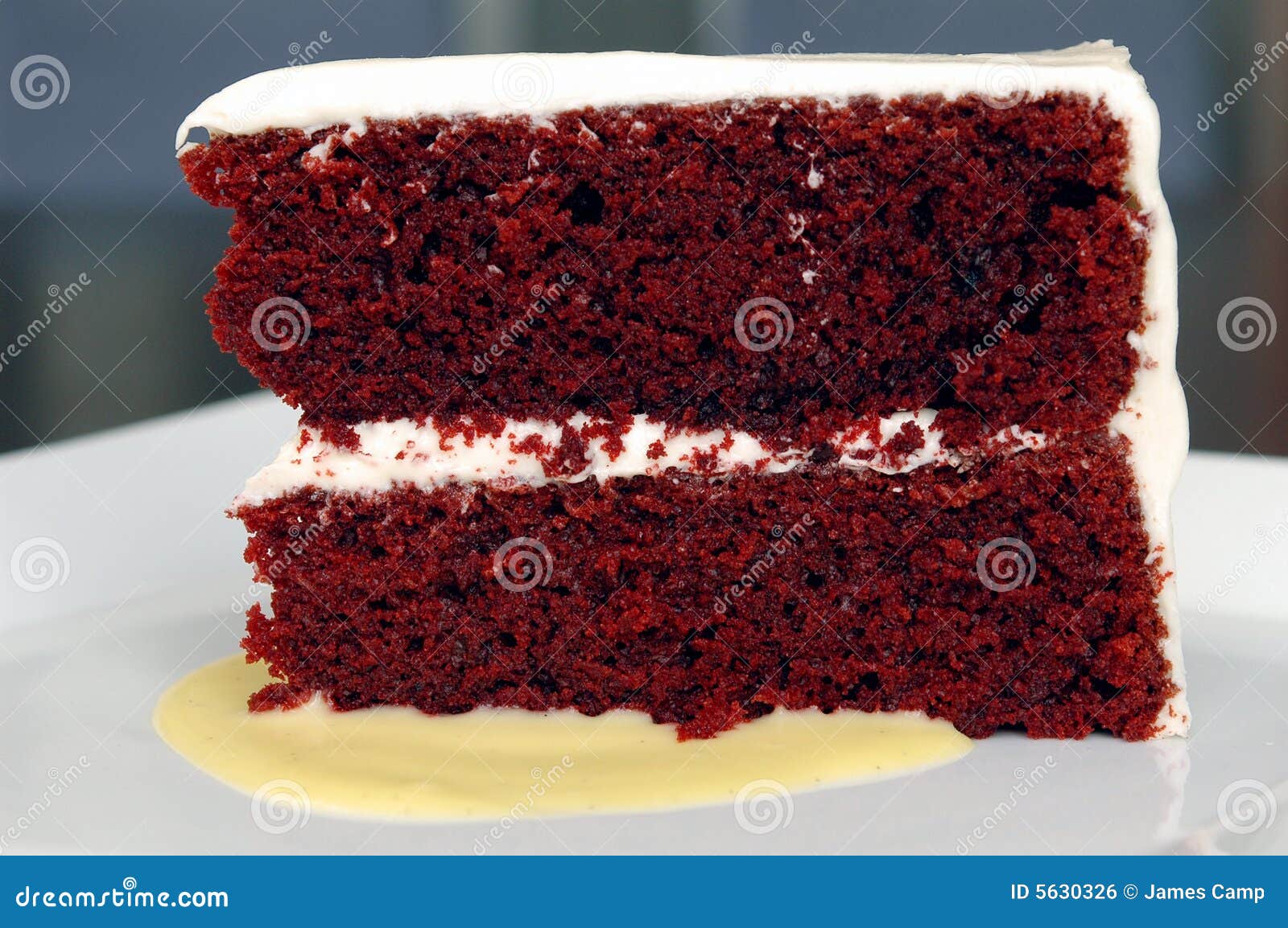 Torta roja del terciopelo foto de archivo. Imagen de rojo - 5630326