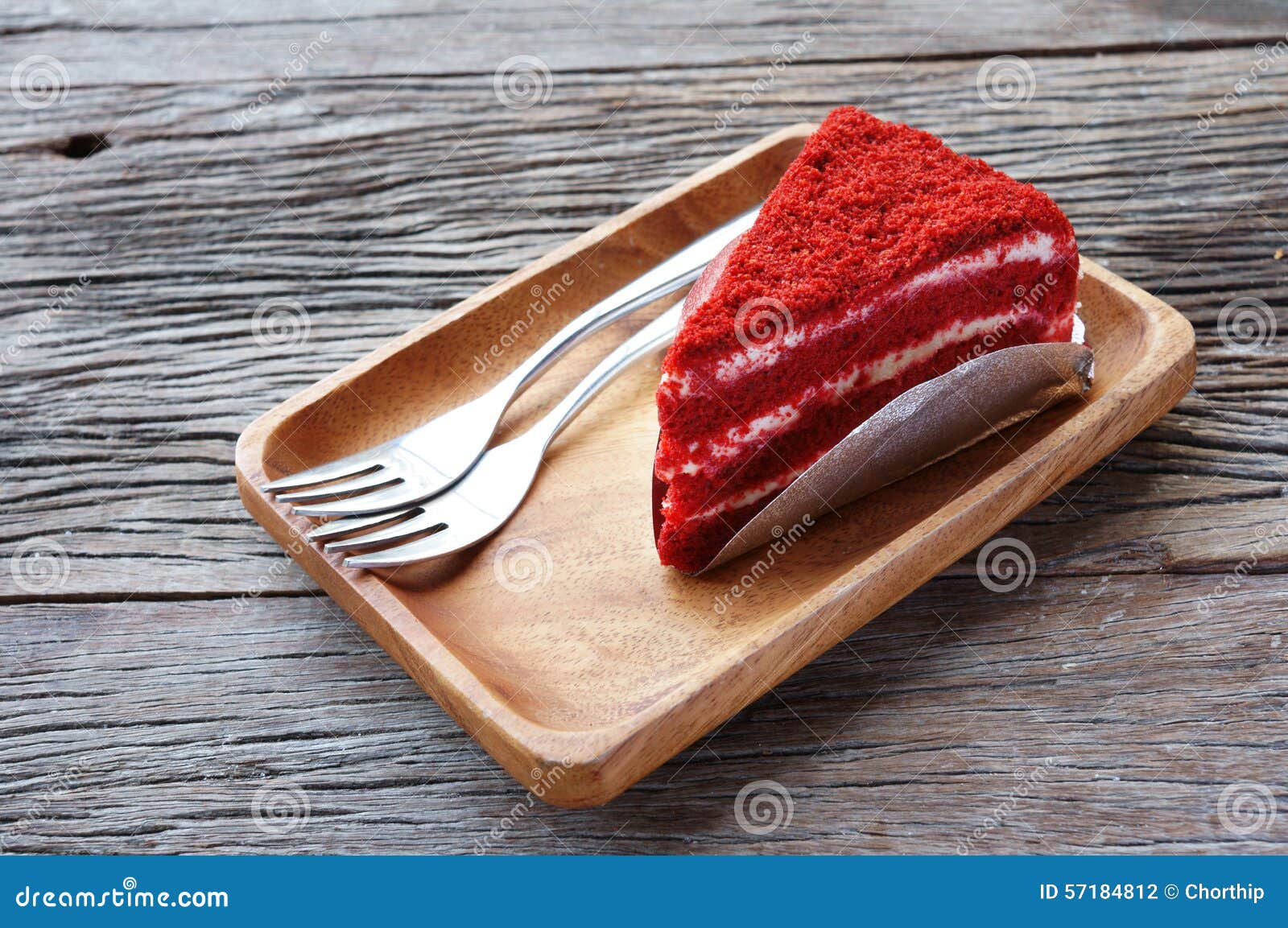 Torta roja del terciopelo foto de archivo. Imagen de plato - 57184812