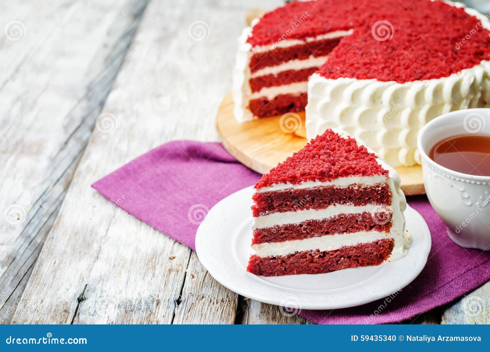 Torta roja del terciopelo foto de archivo. Imagen de ingrediente - 59435340