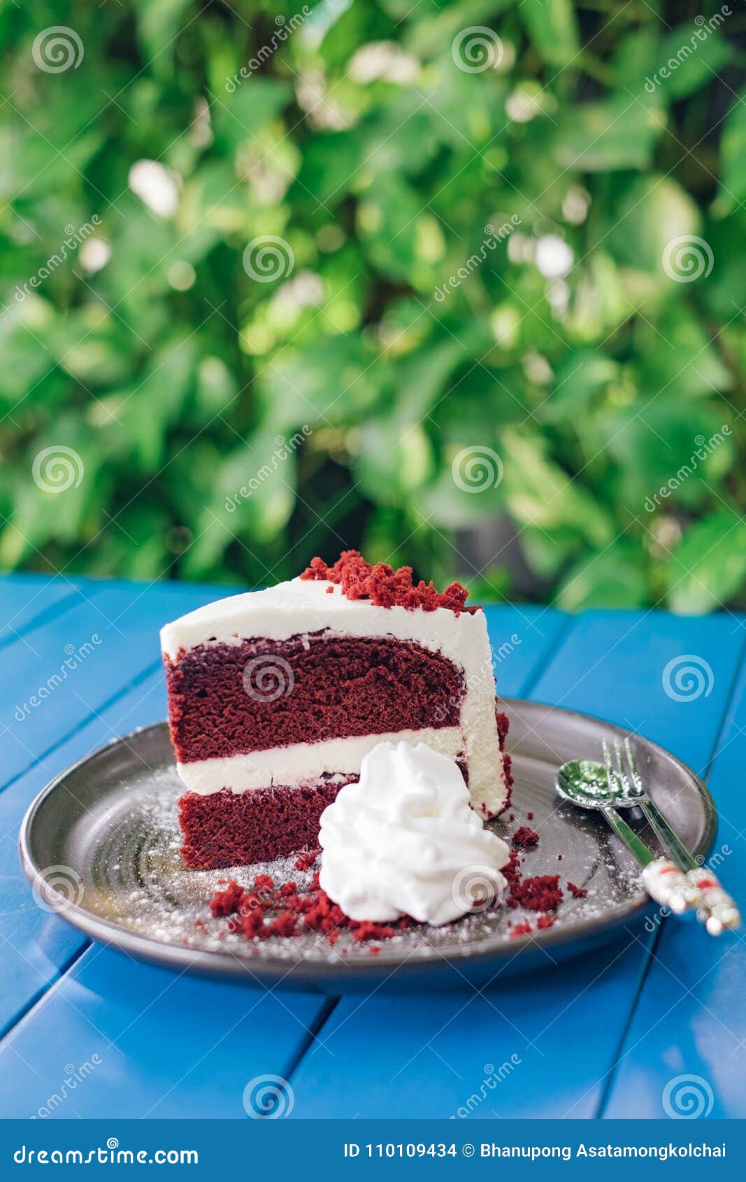 Torta Roja Del Terciopelo Con Nata Montada Foto de archivo - Imagen de ...