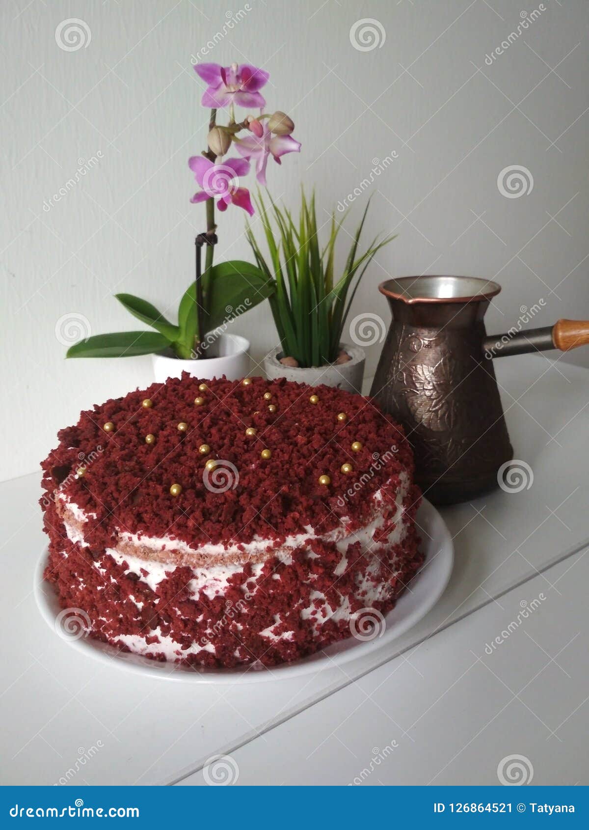 Torta rossa del velluto immagine stock. Immagine di torta - 126864521