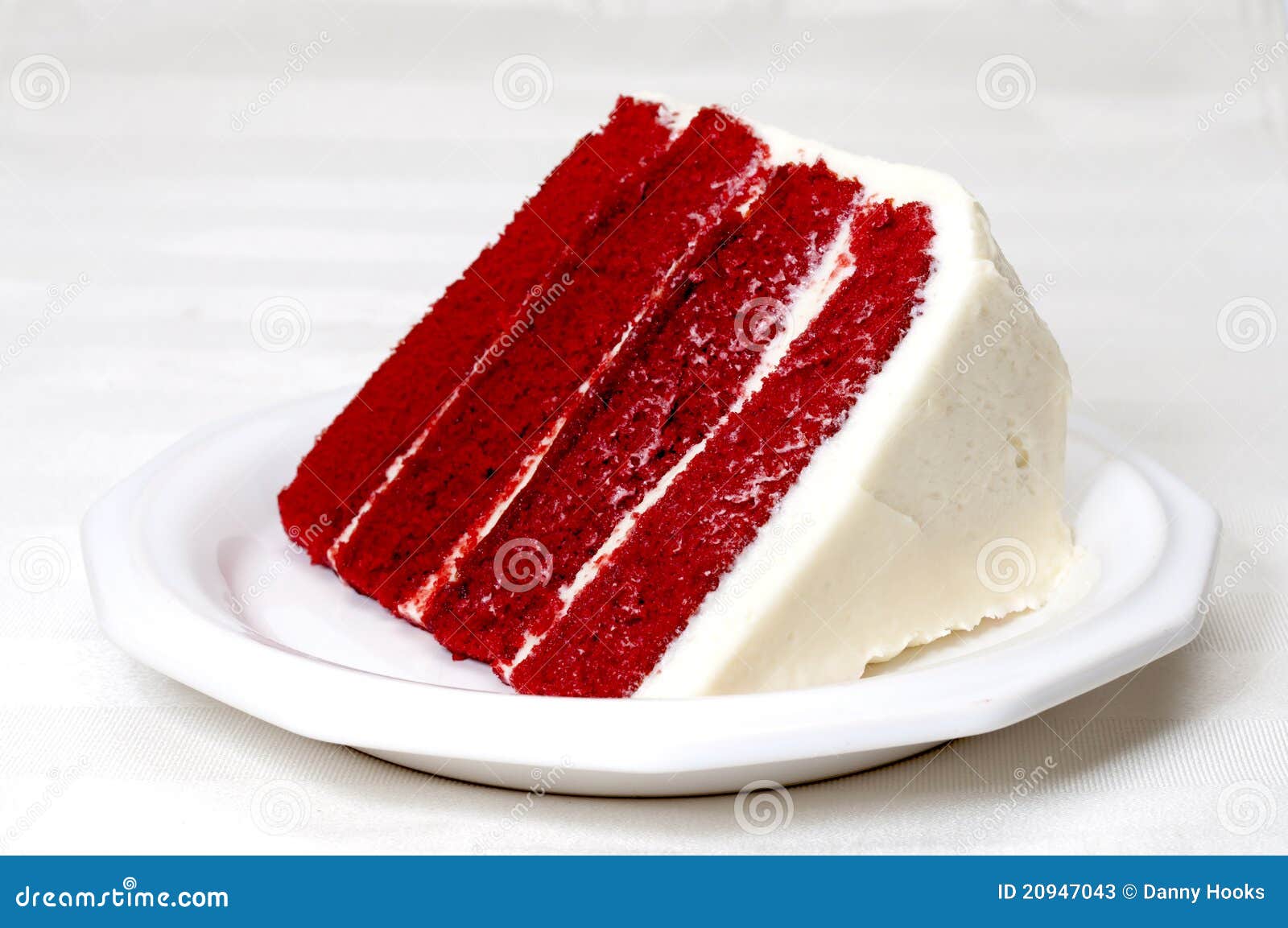 Torta rossa del velluto immagine stock. Immagine di cremoso - 20947043