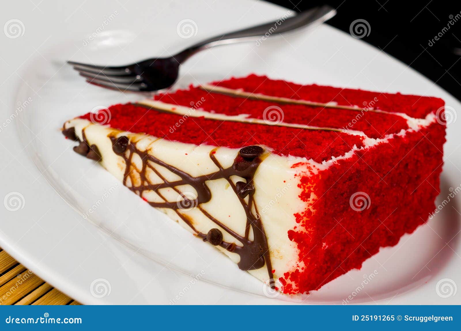 Torta rossa del velluto immagine stock. Immagine di glassa - 25191265