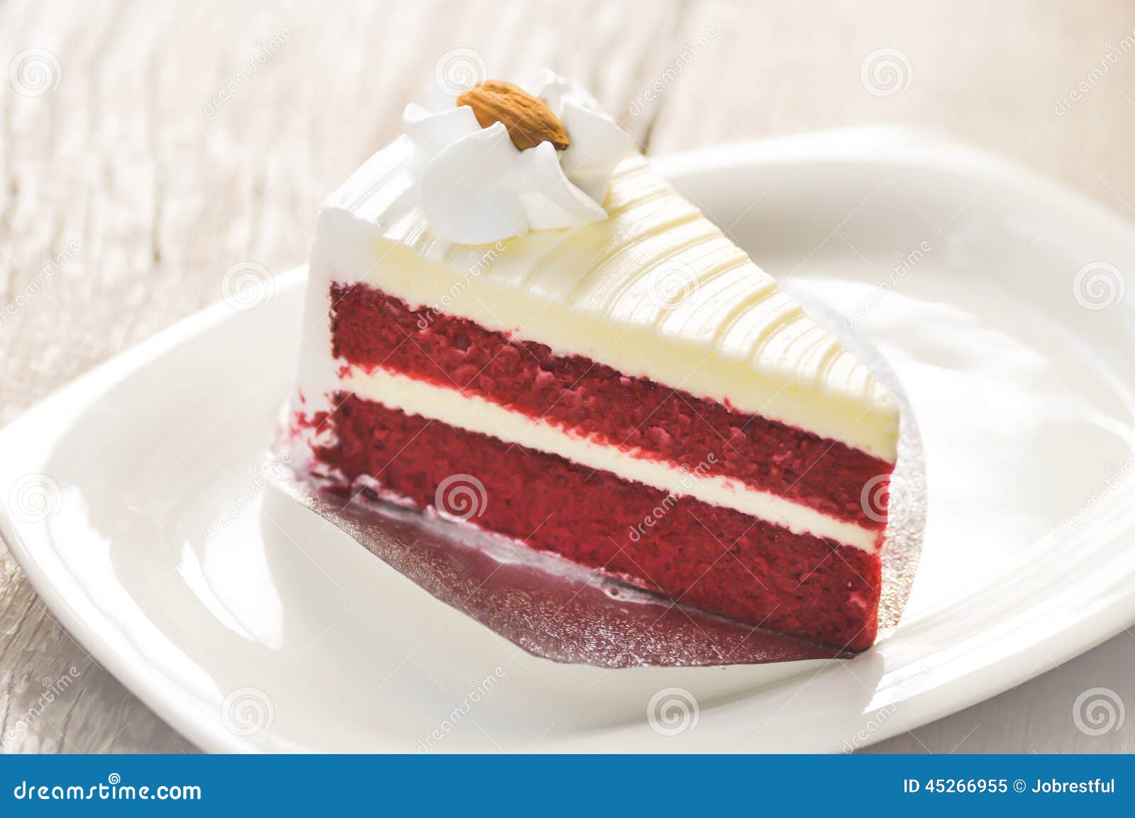 Torta rossa del velluto immagine stock. Immagine di crema - 45266955