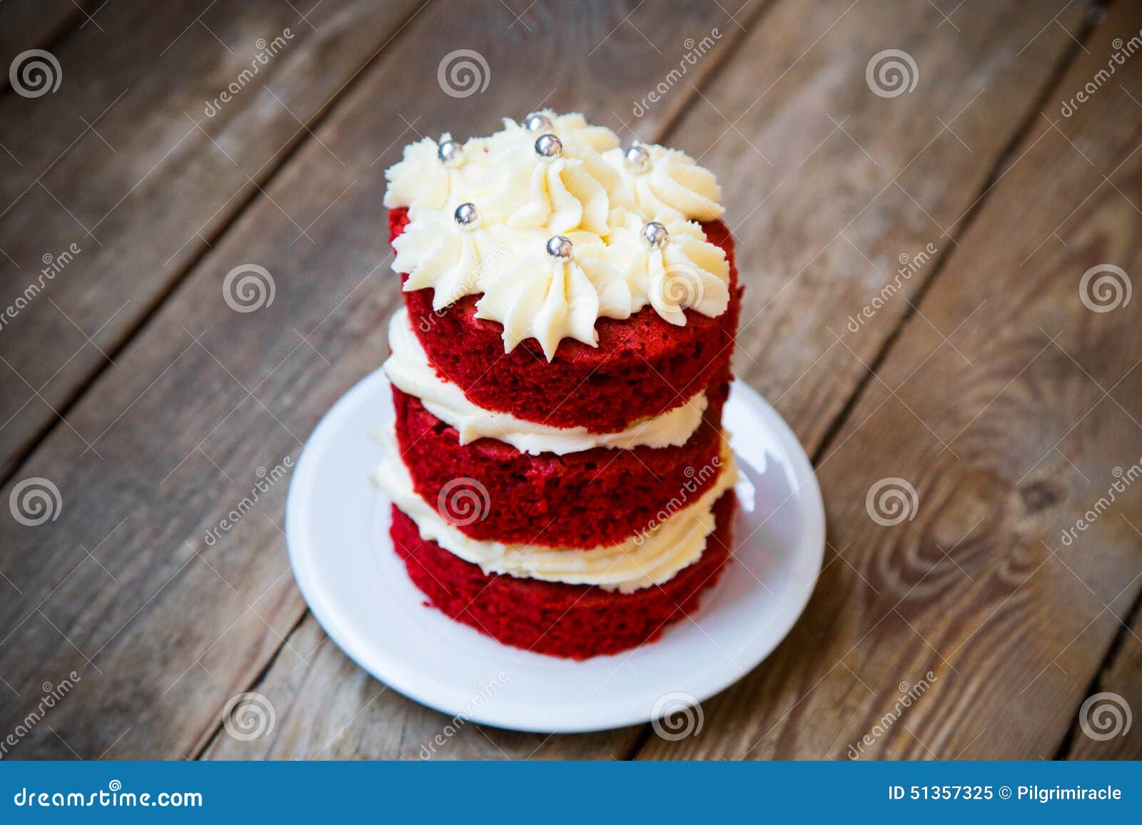 Torta rossa del velluto immagine stock. Immagine di dolce - 51357325