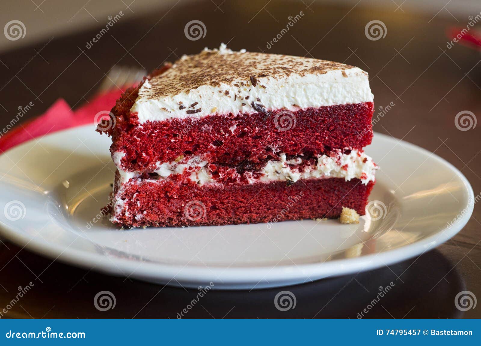 Torta rossa del velluto immagine stock. Immagine di consumo - 74795457