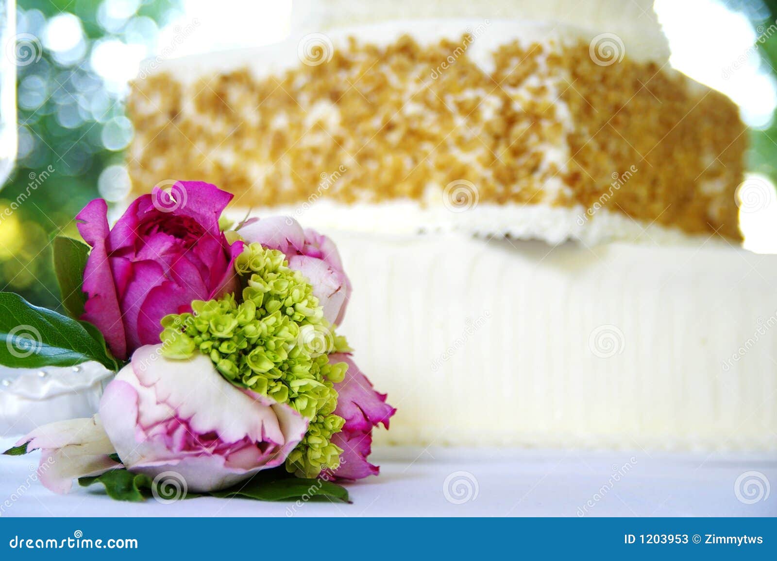 Torta y ramo imagen de archivo. Imagen de novia, pares - 1203953