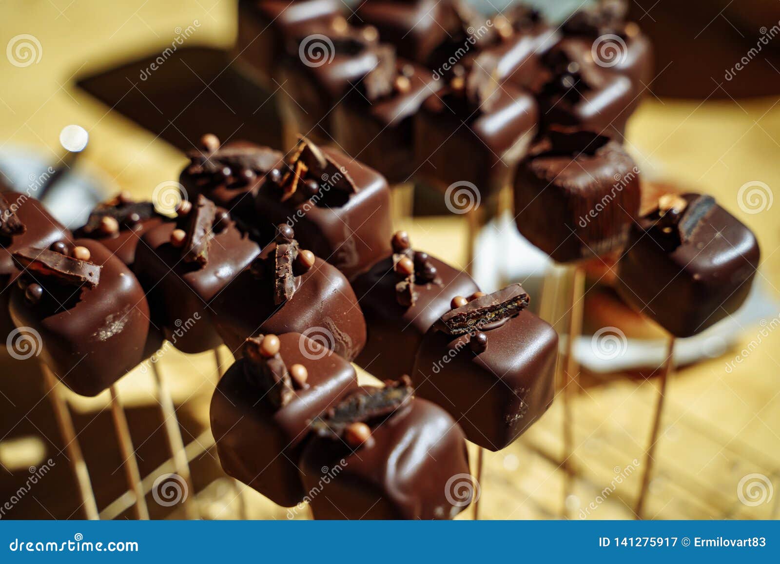Tortas De Chocolate En Un Palillo En Un Partido Imagen de archivo ...