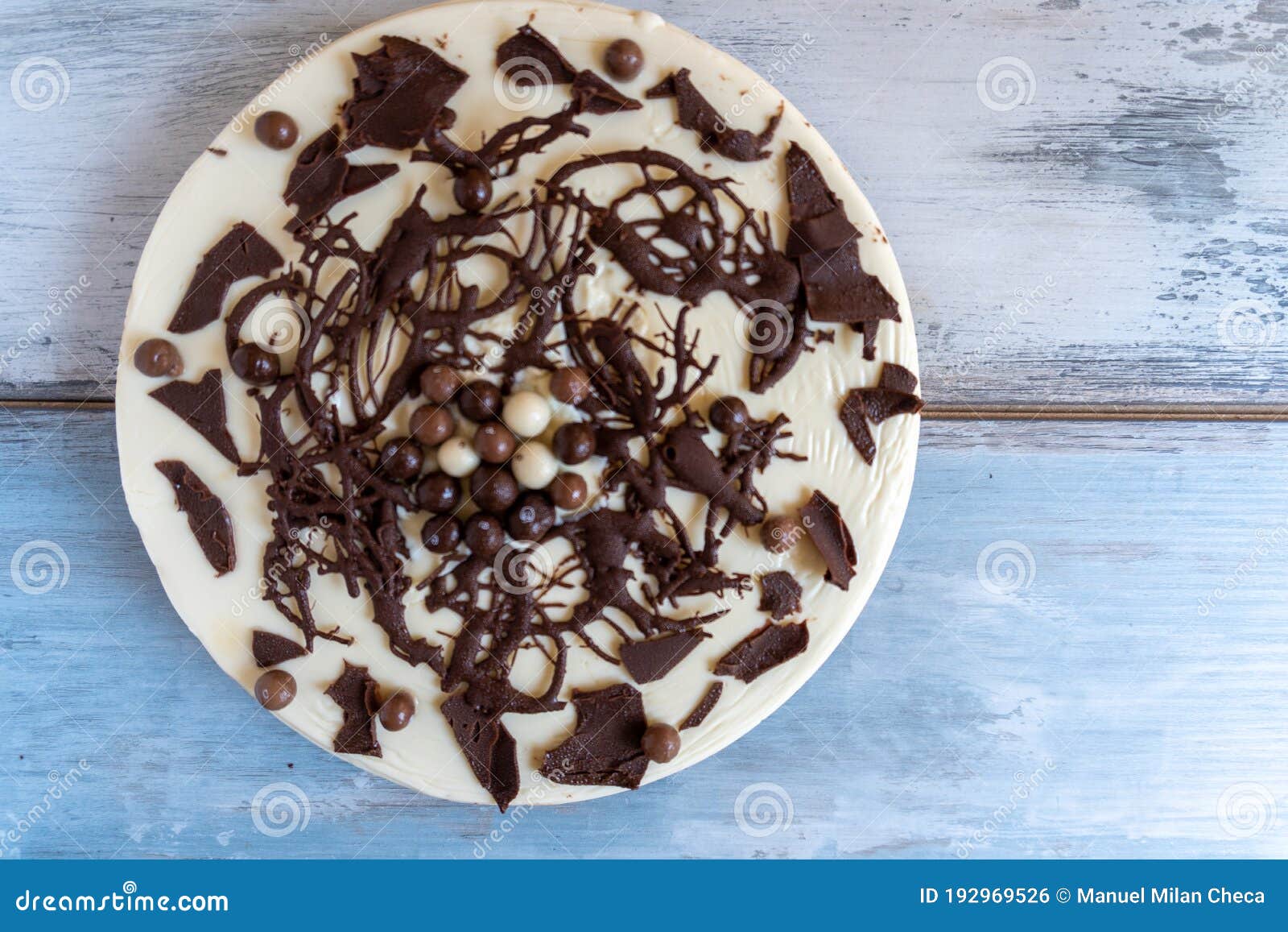 Torte Con Tre Tipi Di Cioccolato Decorato Con Rasatura Di Cioccolato Su ... Torte Con Tre Tipi Di Cioccolato Decorato Con Rasatura Di Cioccolato Su ...