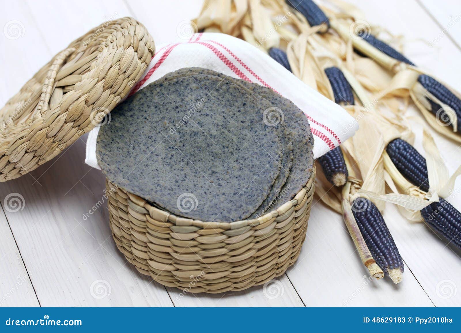Tortilla De Maíz Azul Hecha En Casa Imagen de archivo - Imagen de ...