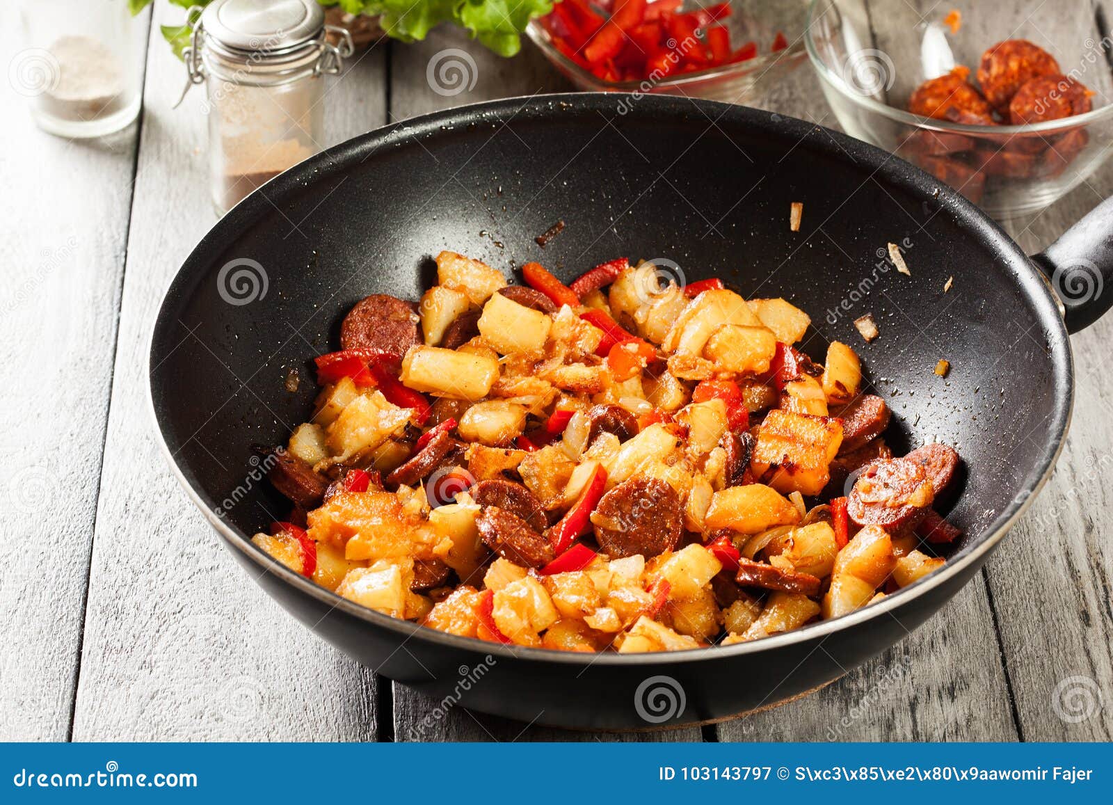 Tortilla De Patatas Cuisson De Lomelette Espagnole Avec Le Chorizo De
