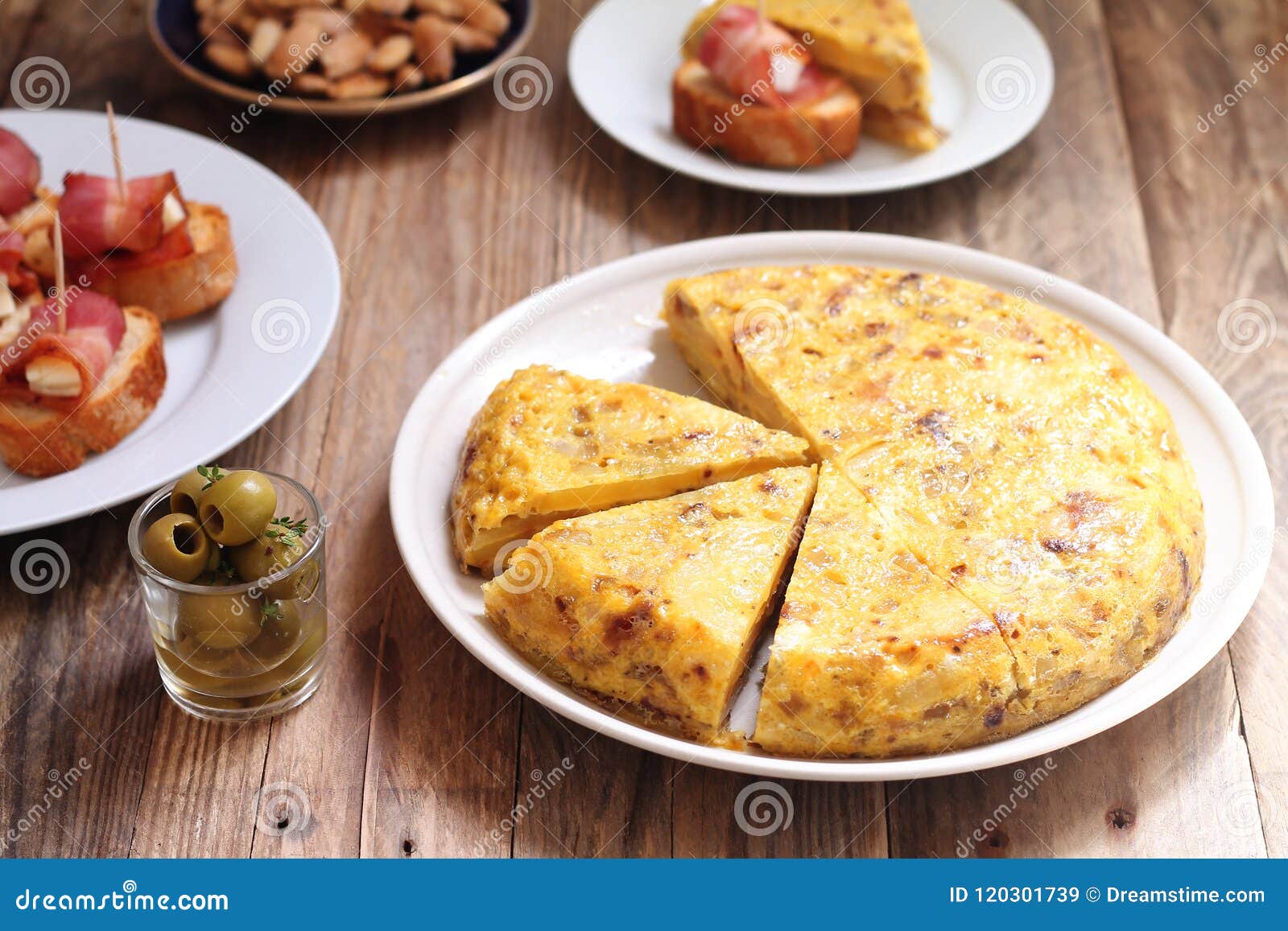 Tortilla Espagnole Et D'autres Tapas Image stock - Image du repas ...