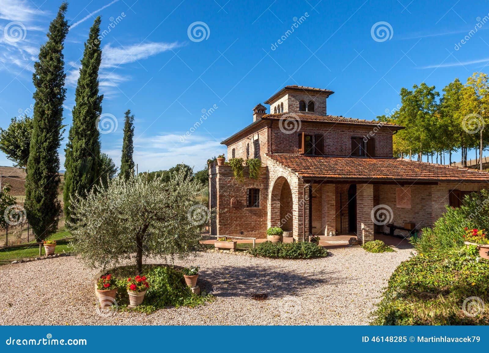 Toskana-Landhaus stockbild. Bild von landschaft, abstand - 46148285