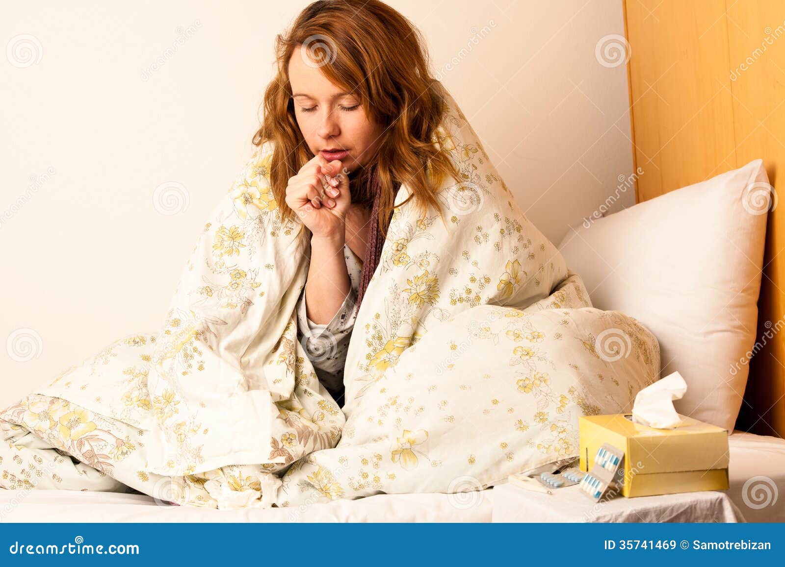 Tosse Malata Della Donna a Letto Immagine Stock - Immagine di malattia ...