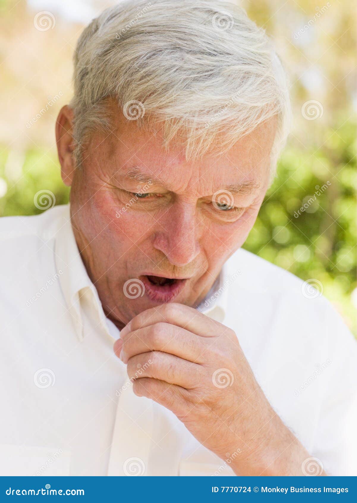 Tossir do homem foto de stock. Imagem de senior, homem - 7770724