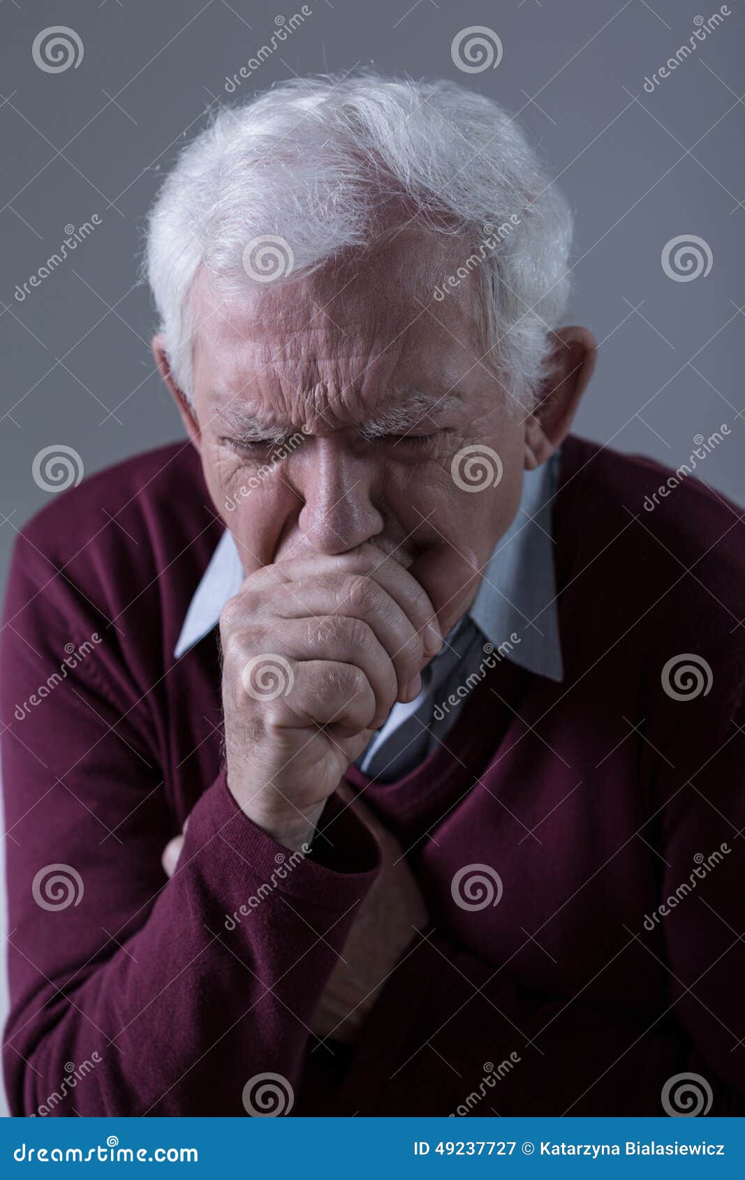 Tossir doente do homem imagem de stock. Imagem de doente - 49237727